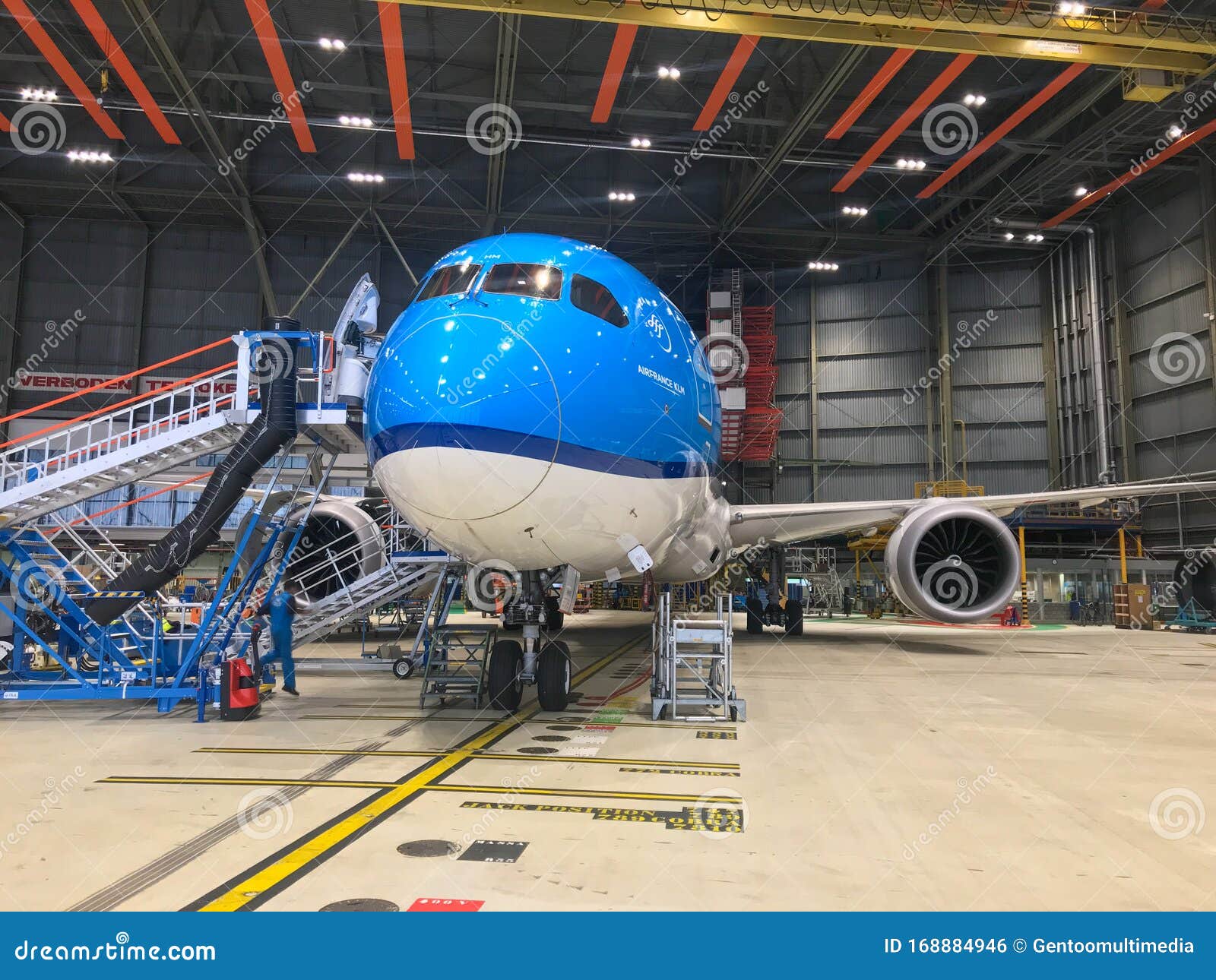 Boeing 787 maintenance editorial photo. Image of corporate - 168884946