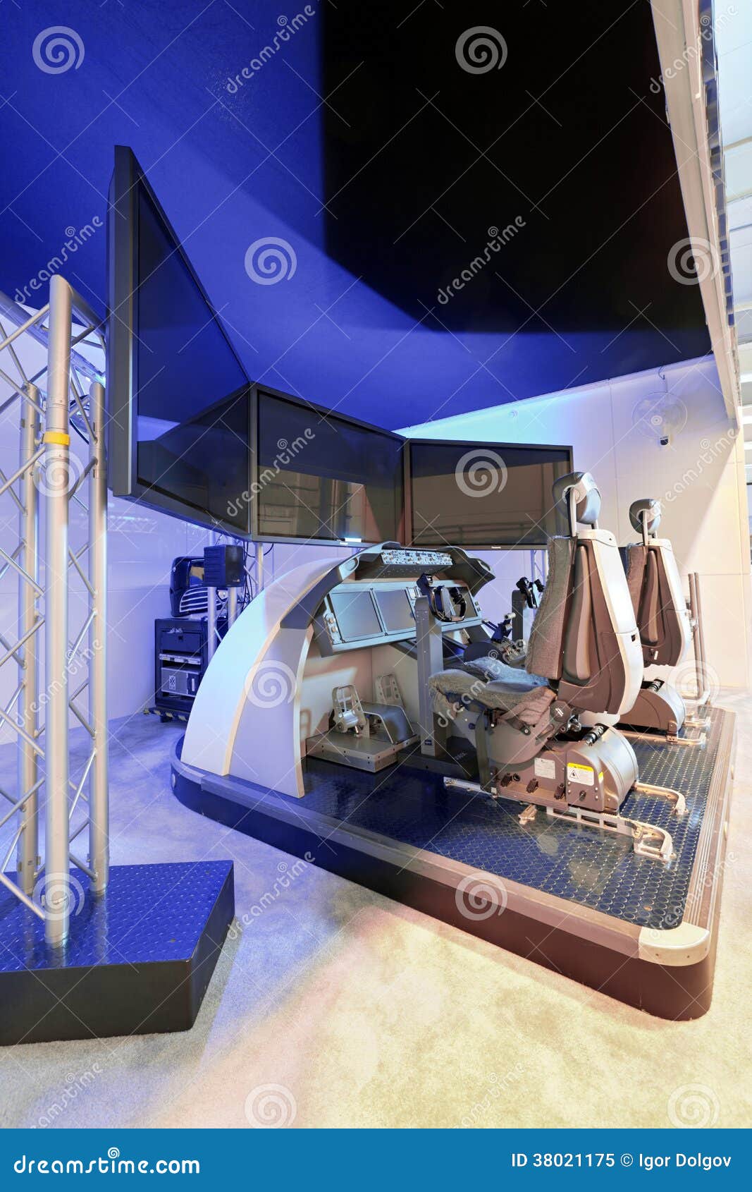 Boeing simulator editorial image. Image of indoor, boeing - 38021175