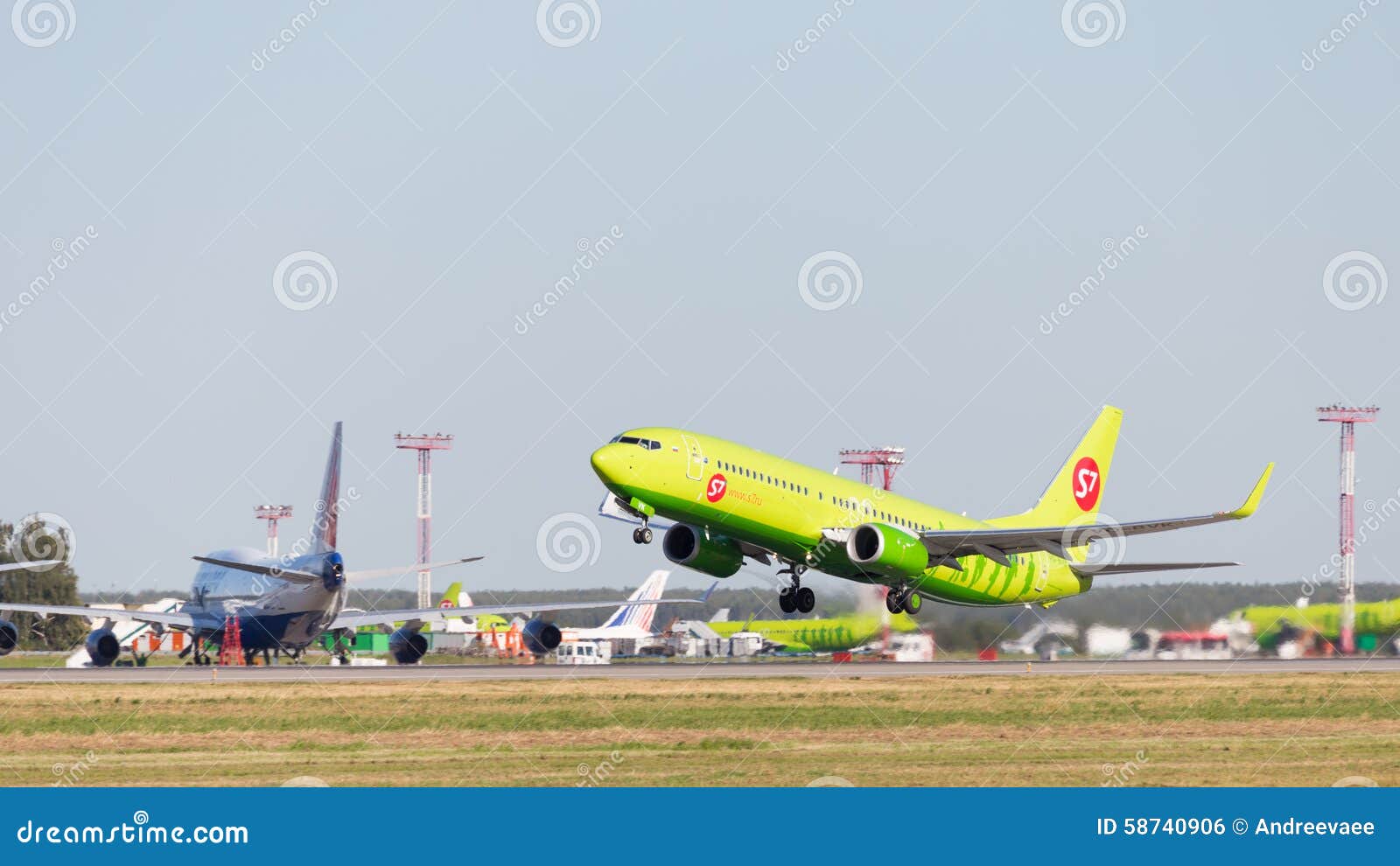 Boeing Vert 737-8GJ S7 Airlines Photo éditorial - Image du trains ...