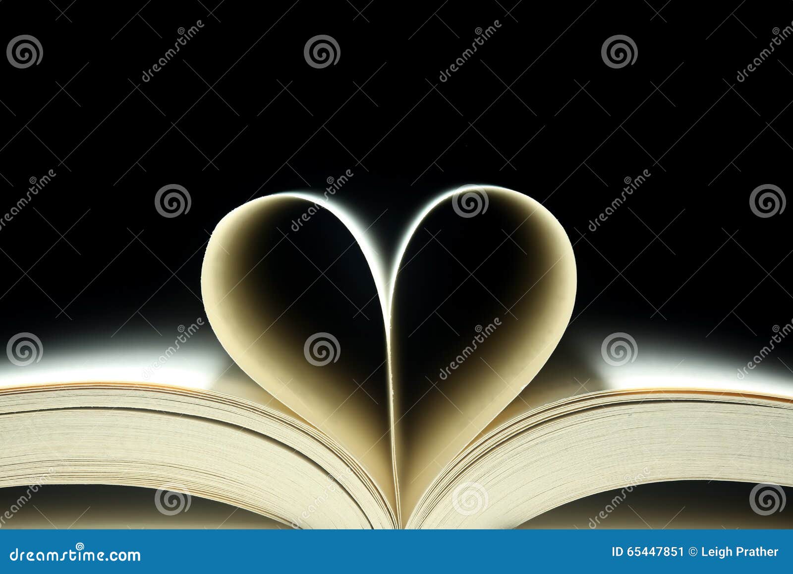 Boek in De Vorm Van Een Hart Stock Afbeelding - Image of liefde, nieuw ... Boek in De Vorm Van Een Hart Stock Afbeelding - Image of liefde, nieuw ...