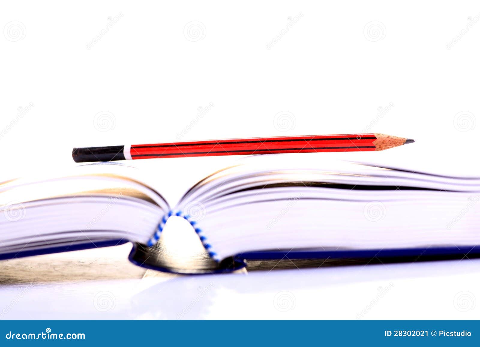 Boek en potlood stock afbeelding. Image of potlood, achtergrond - 28302021