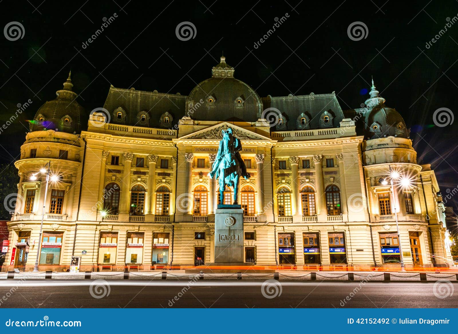 Boekarest bij nacht redactionele fotografie. Image of standbeeld - 42152492