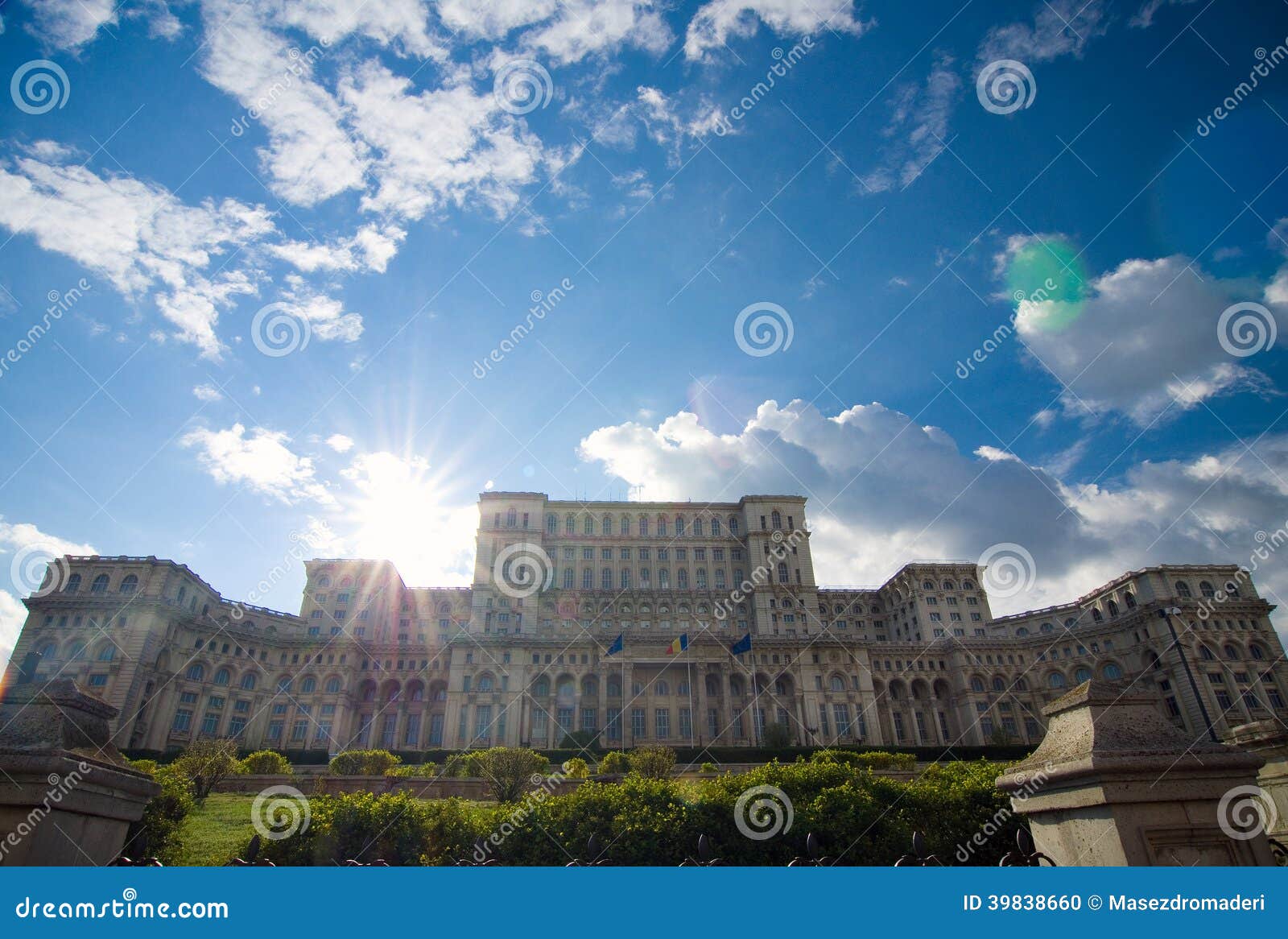 Boekarest - Het Parlement Paleis Stock Foto - Image of hemel, mensen ...
