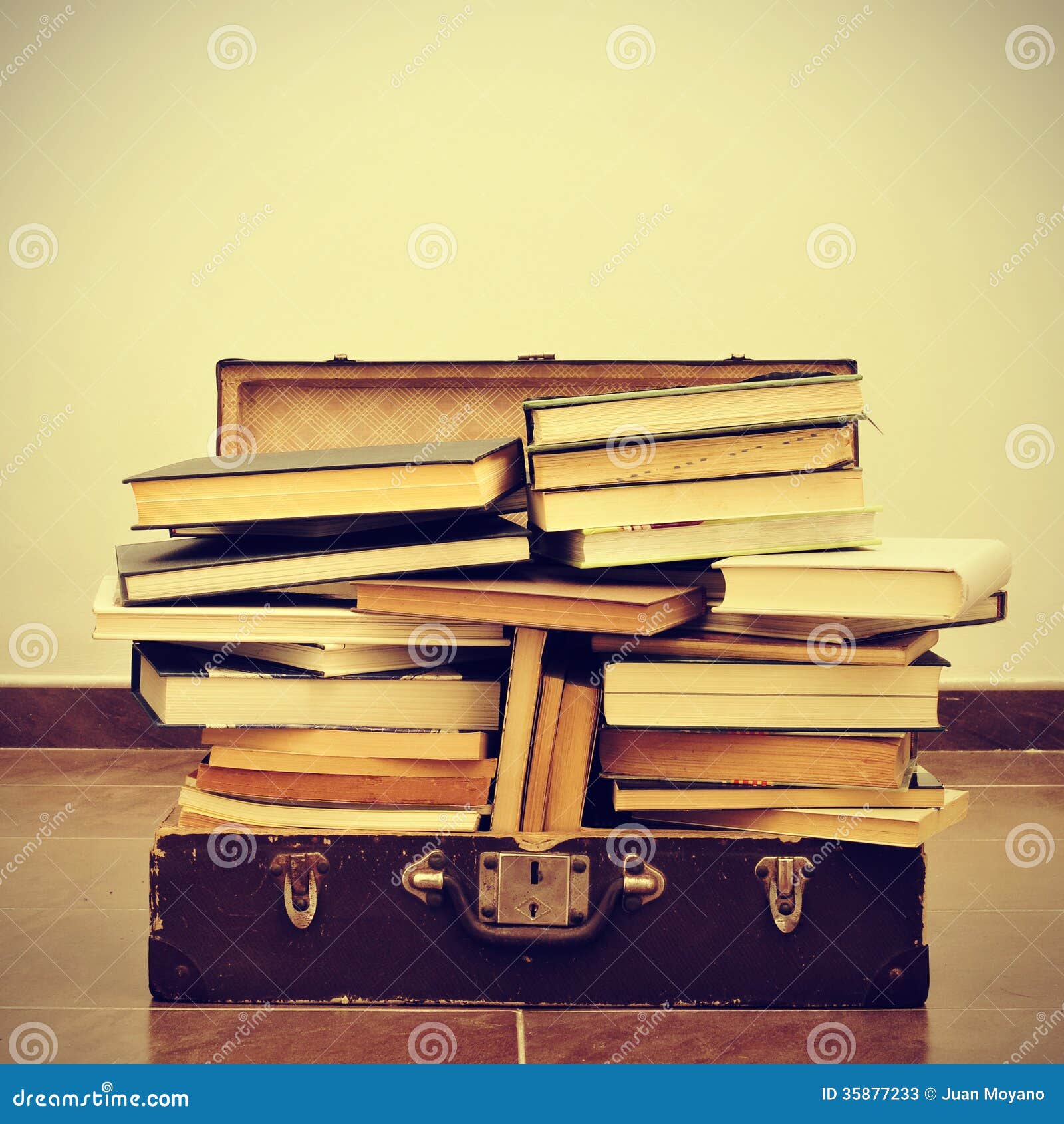Boeken in een koffer stock afbeelding. Image of nostalgie - 35877233