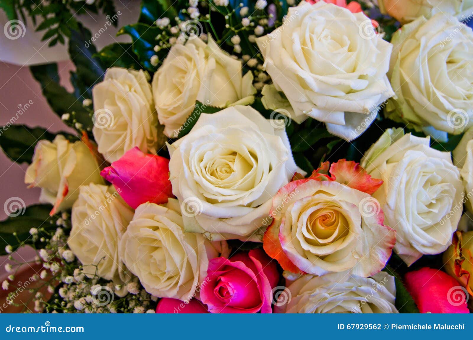 Boeket van witte rozen stock foto. Image of groen, banket - 67929562