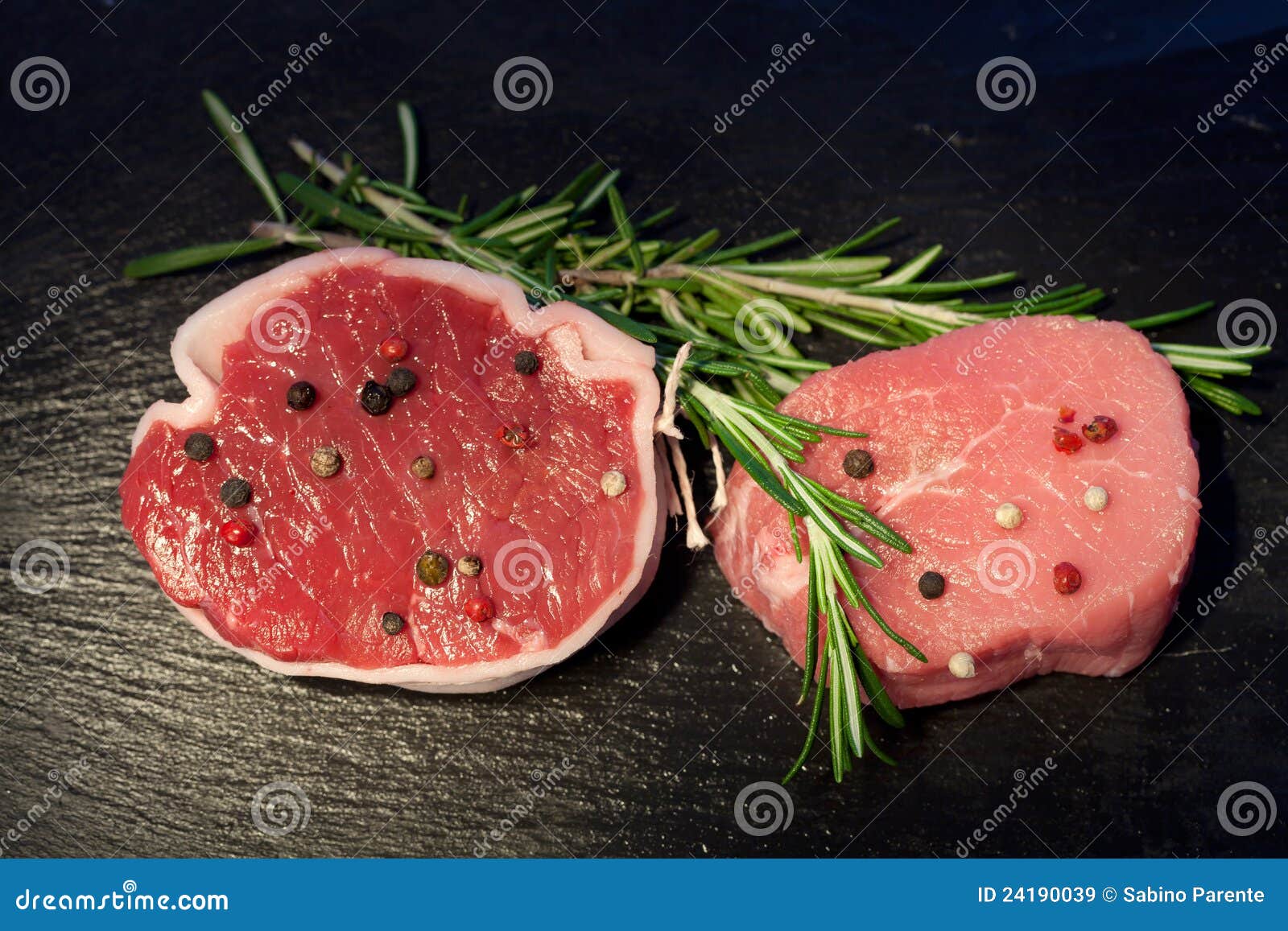 Boeuf cru image stock. Image du romarin, morceaux, filet - 24190039