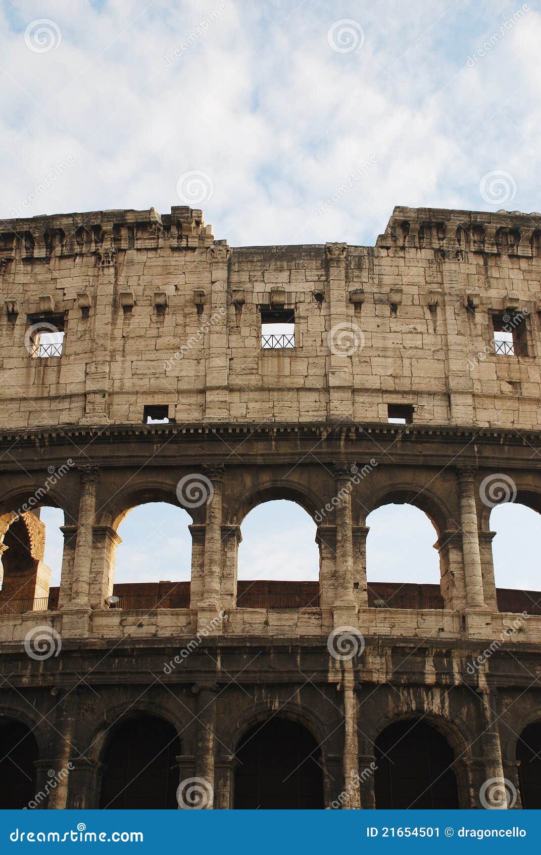 Bogen in Colosseum stock afbeelding. Image of bewolkt - 21654501