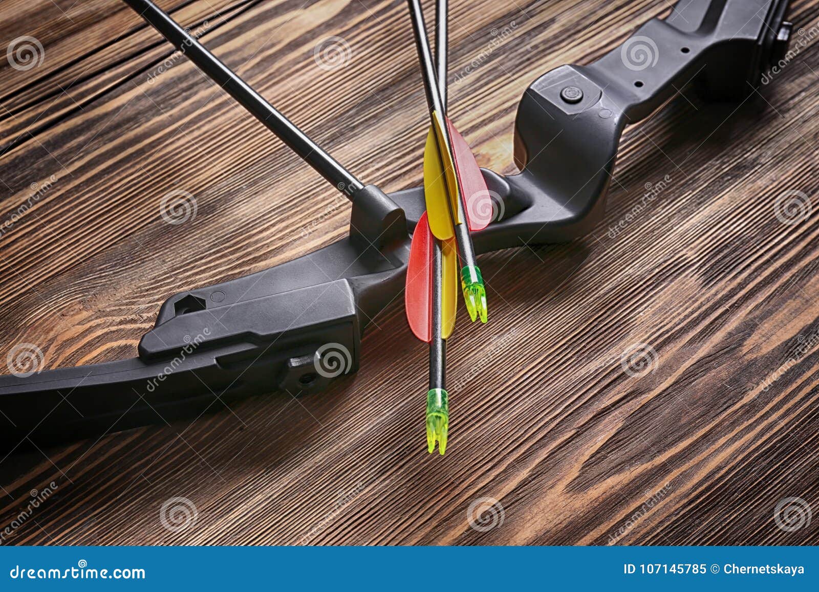 Bogen mit Pfeilen stockbild. Bild von hintergrund, aktivität - 107145785