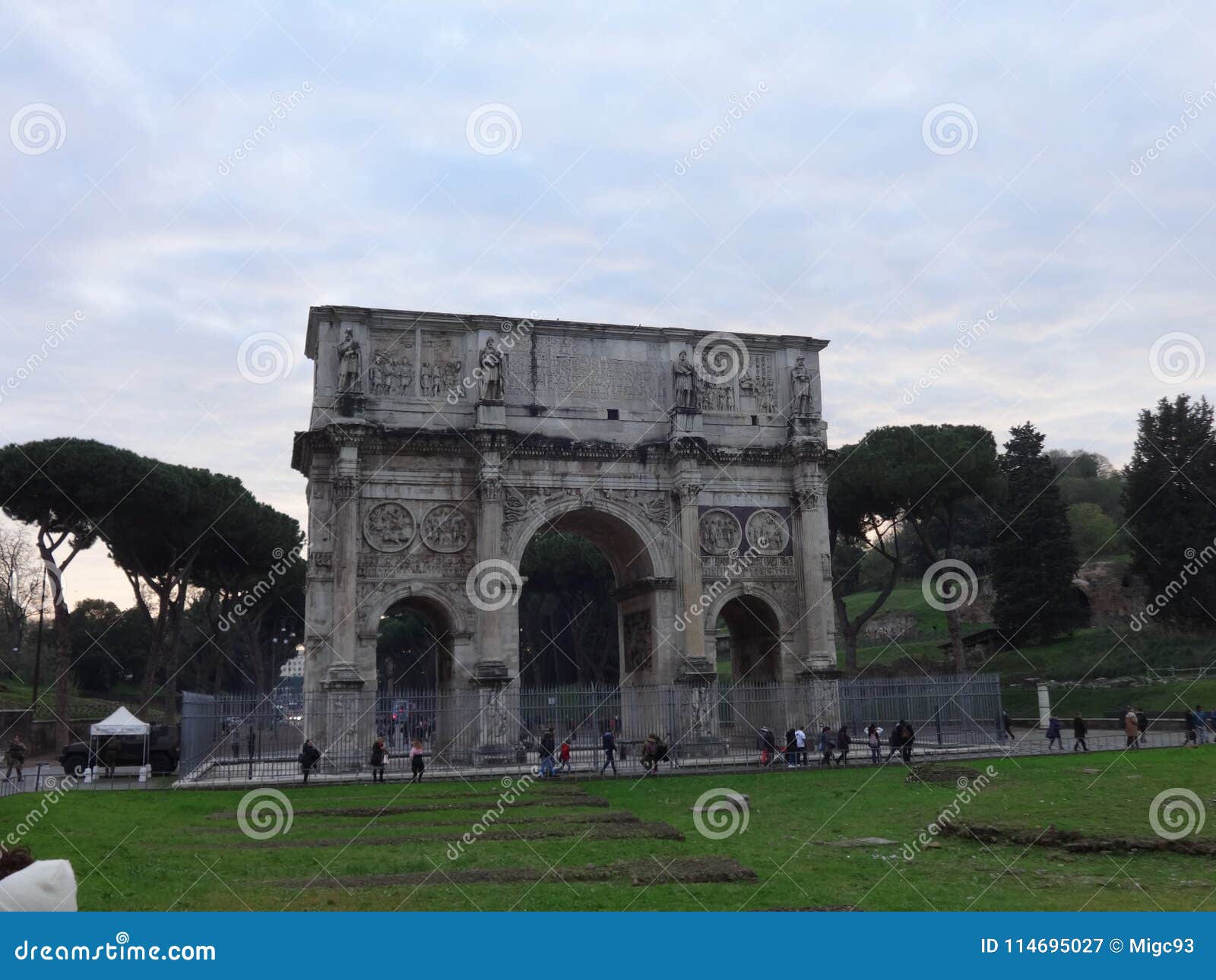 Bogen von Titus in Rom stockbild. Bild von kolosseum - 114695027