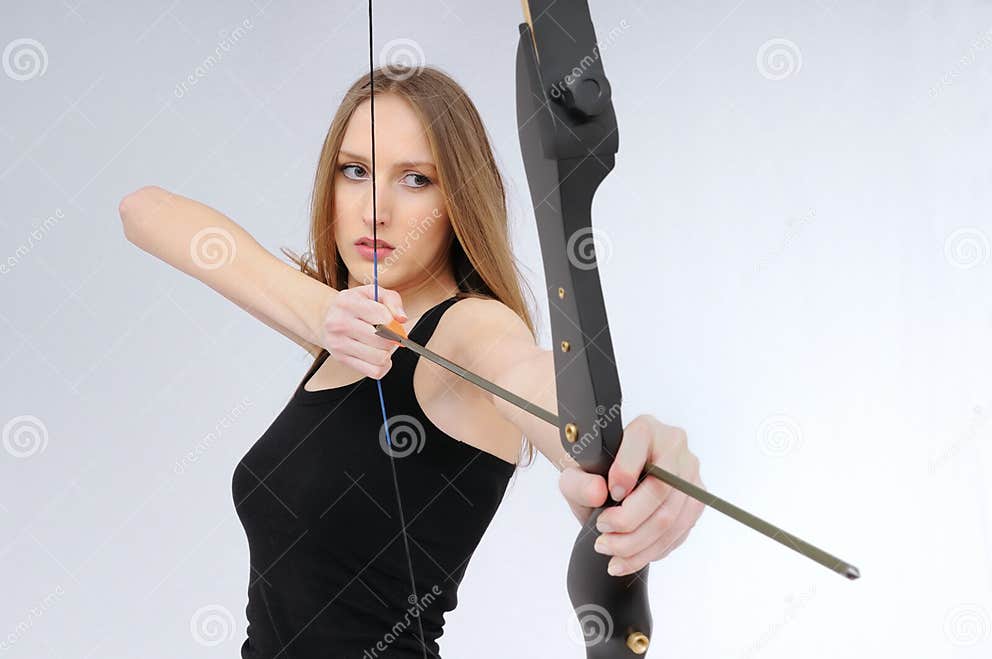 Bogenschießen - Frau Mit Bogen Stockbild - Bild von fokussiert, kaukasisch: 8147547