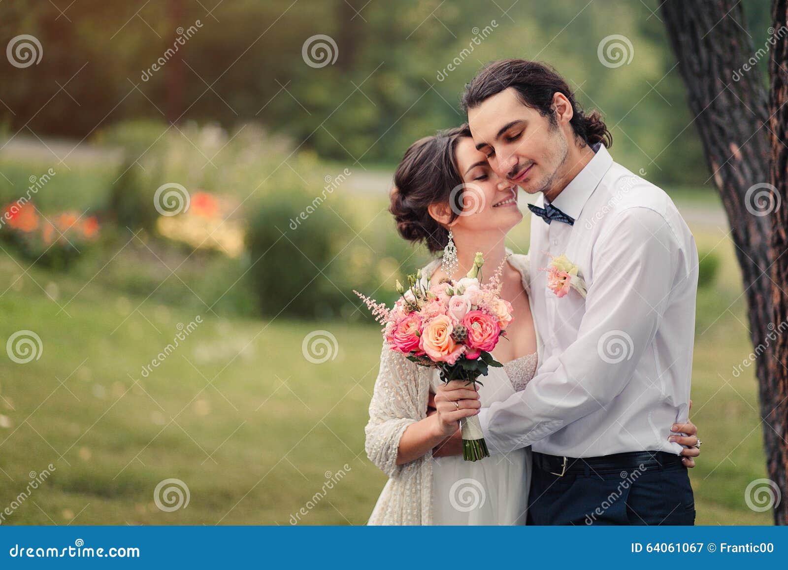 Bohohuwelijk Het Mooie Paar Kussen in Park Stock Afbeelding - Image of ...