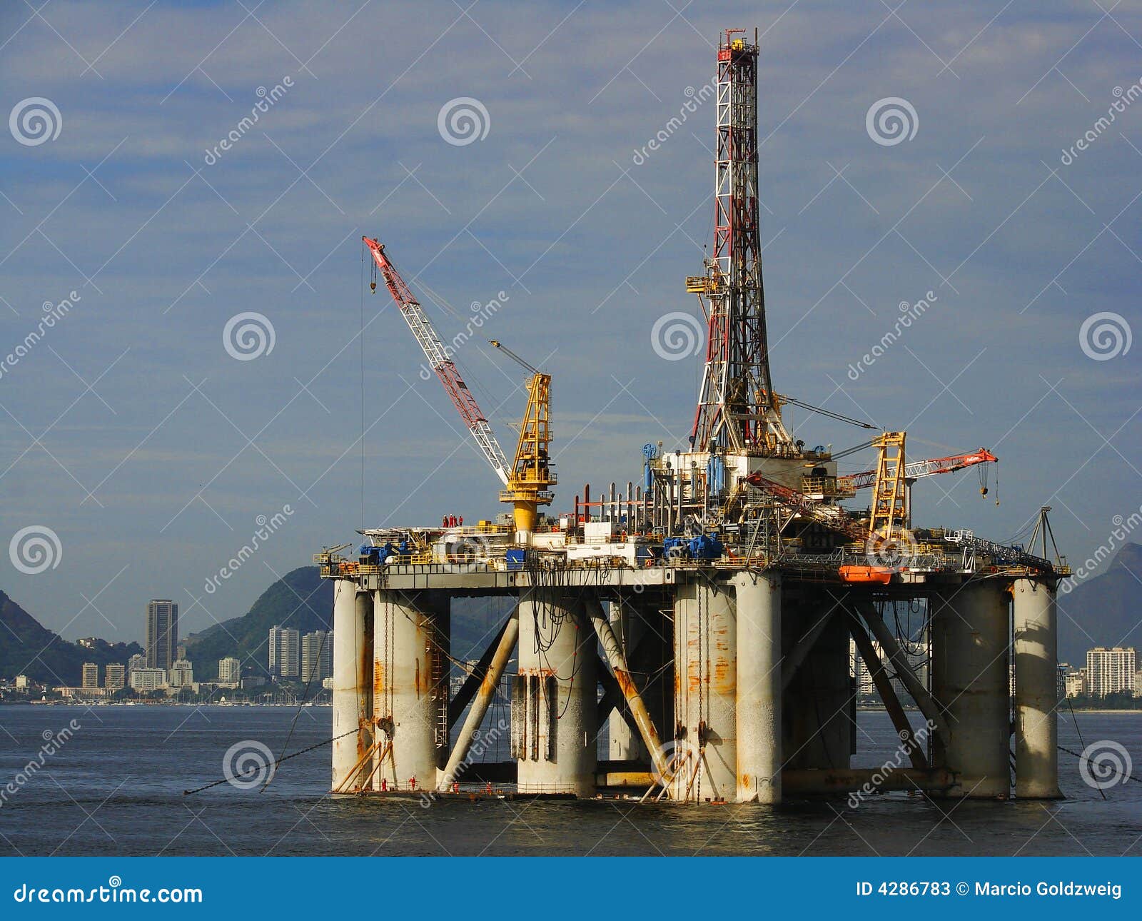 Bohrinsel stockbild. Bild von schmieröl, meer, fossil - 4286783