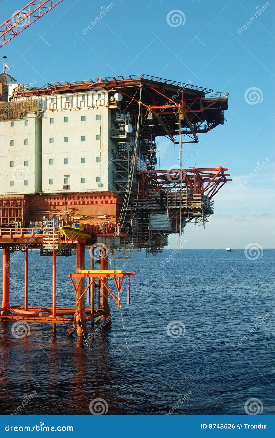 Bohrinsel in der Nordsee stockfoto. Bild von meer, plattform - 8743626