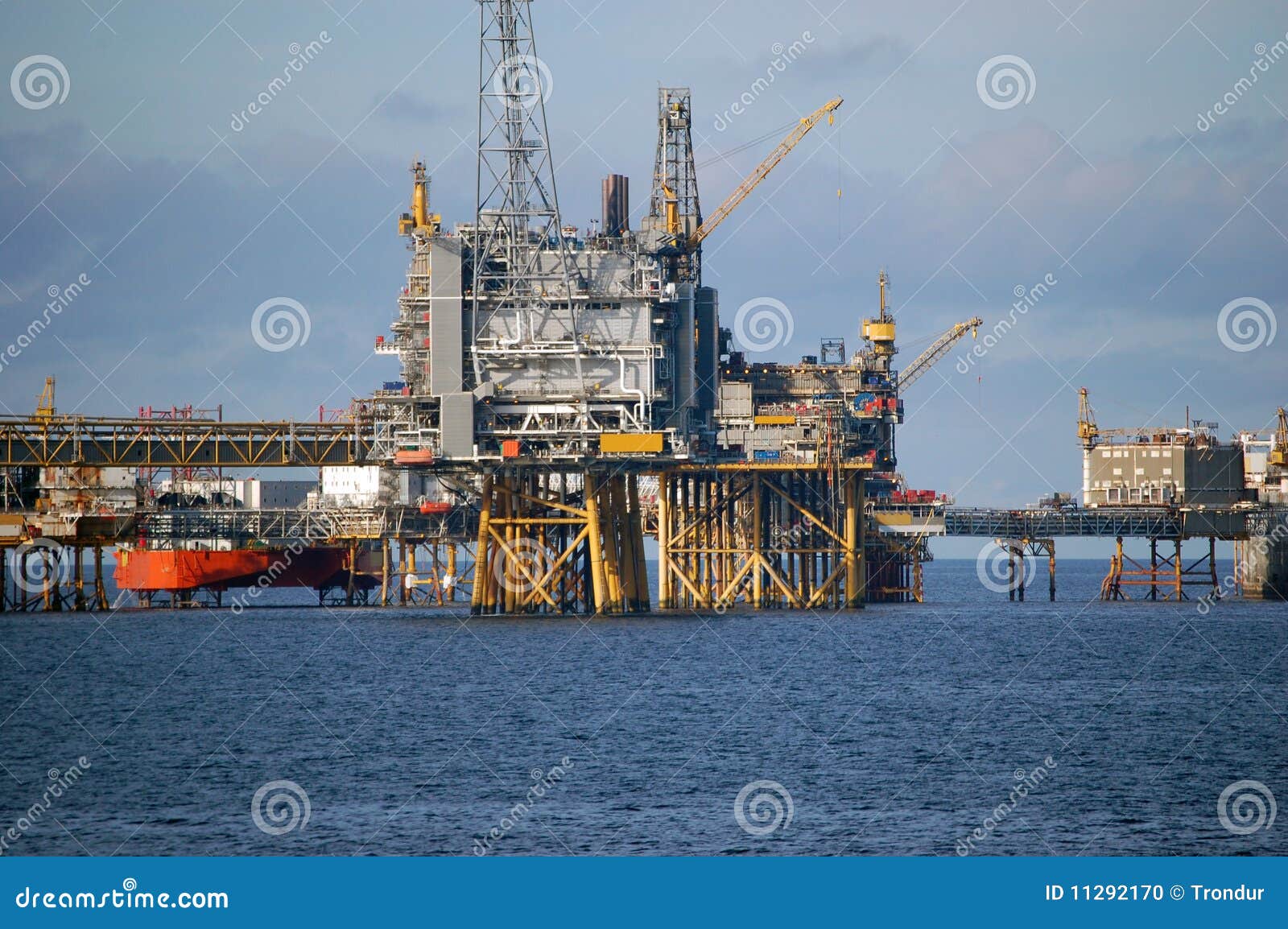 Bohrinseln in der Nordsee stockfoto. Bild von industrie - 11292170