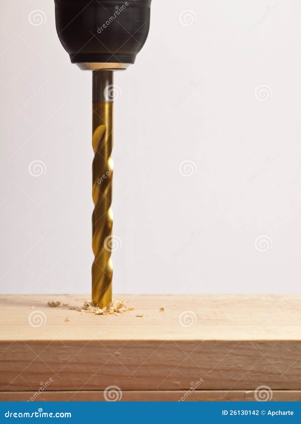 Bohrte Ein Loch Auf Dem Holz. Stockfoto - Bild von bohrgerät, zimmerei ...