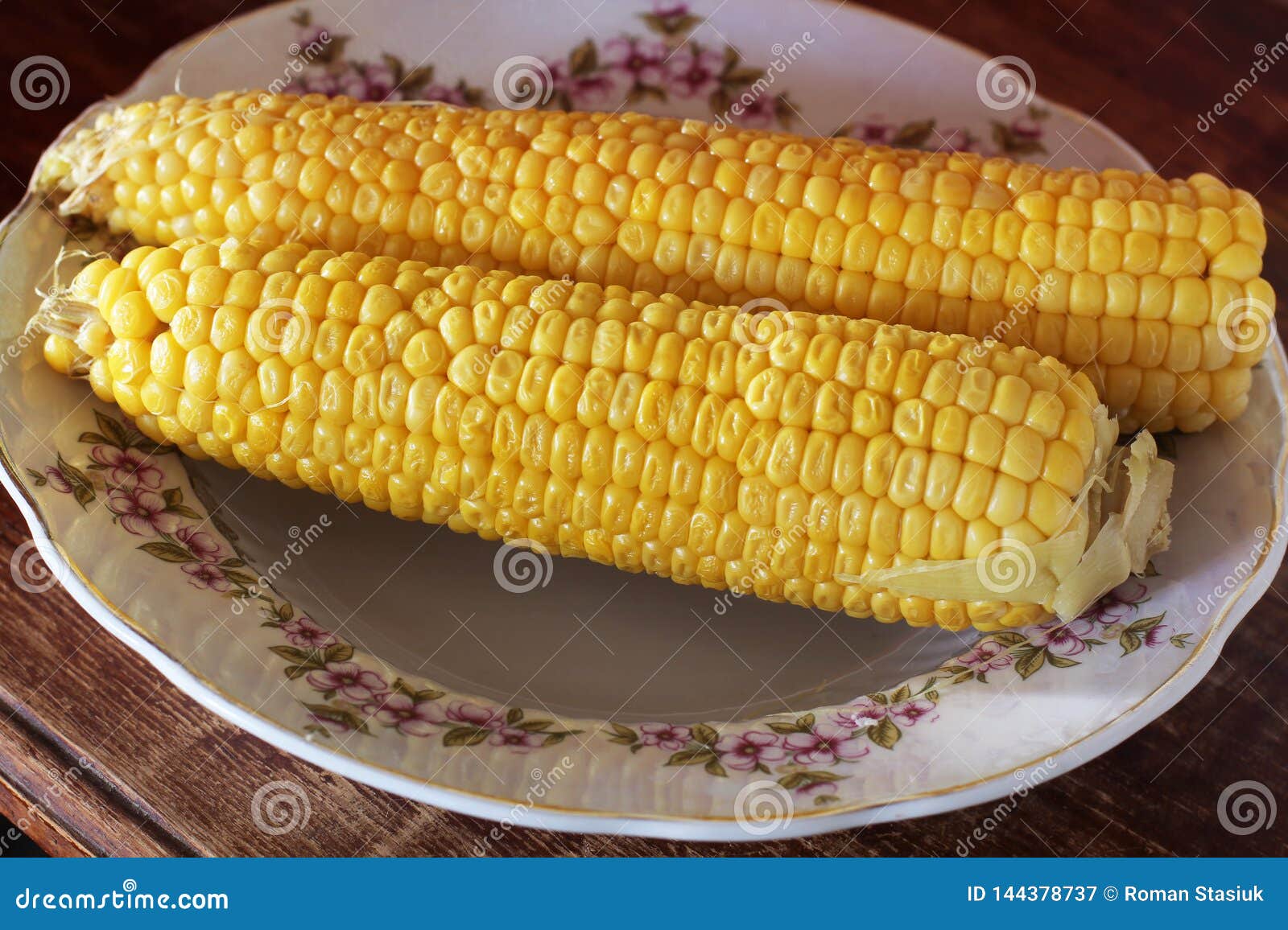 Boiled corn on the plate stock image. Image of sweet - 144378737