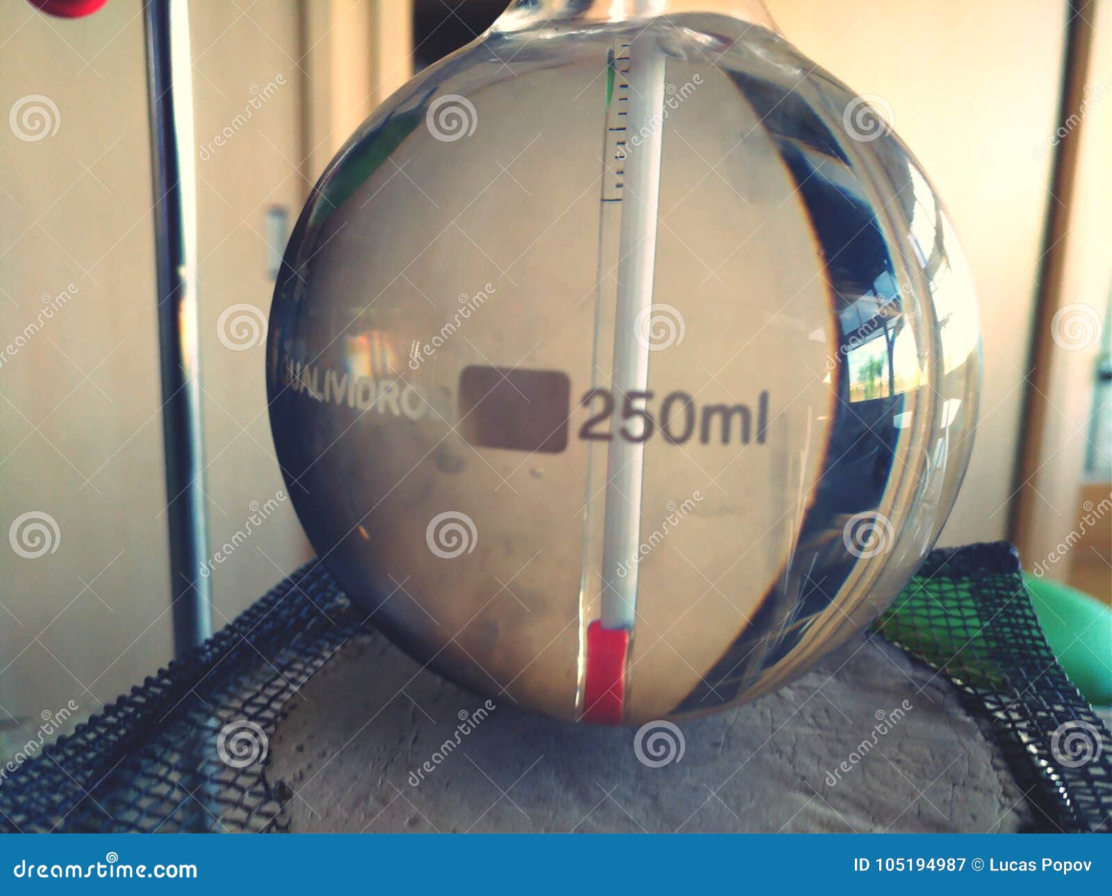 Boiling flask editorial photography. Image of experiment - 105194987