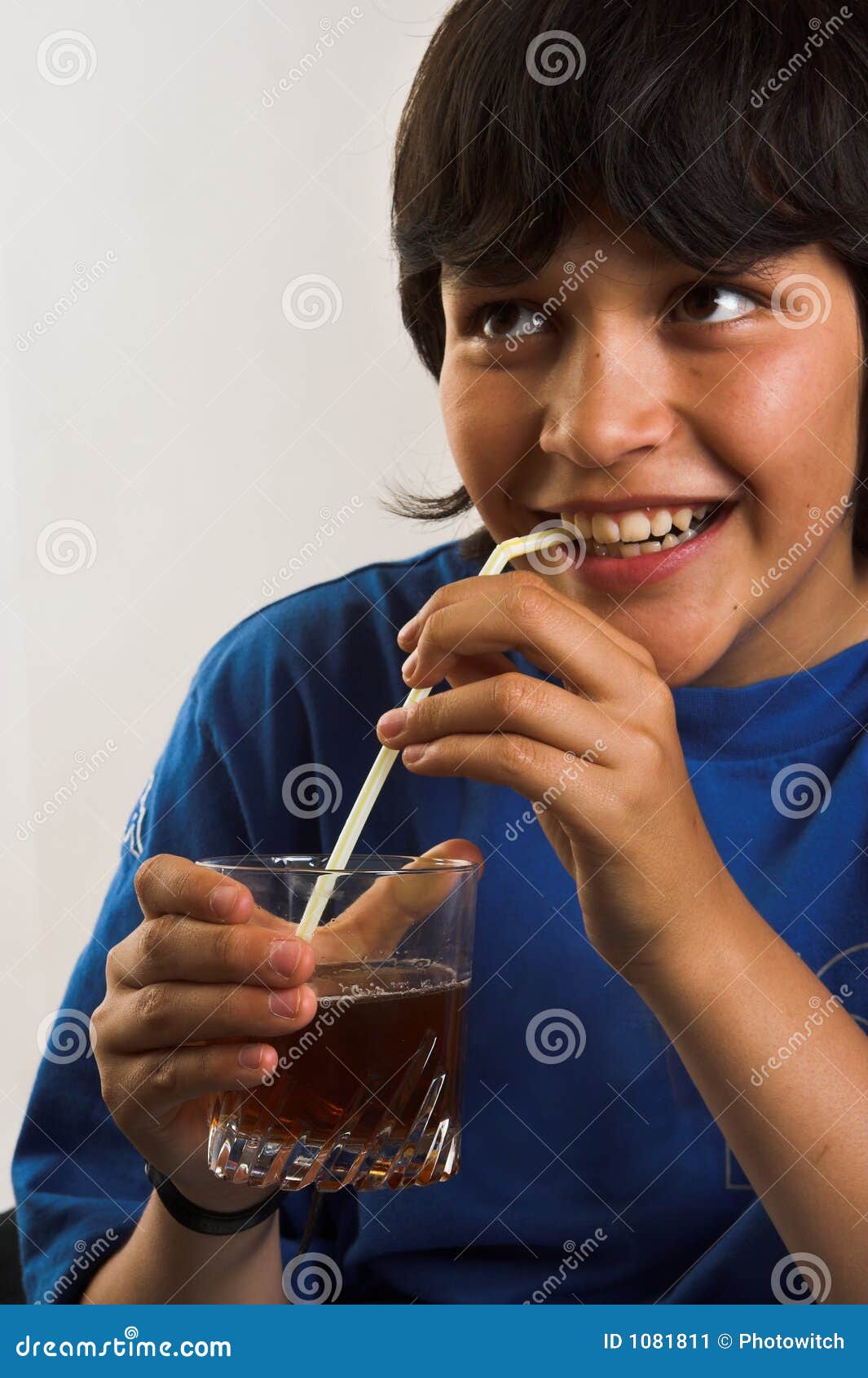 Boire avec une paille image stock. Image du doux, boisson - 1081811