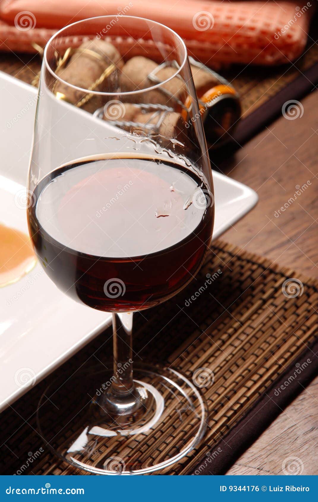 Boisson photo stock. Image du cheers, cristal, contour - 9344176