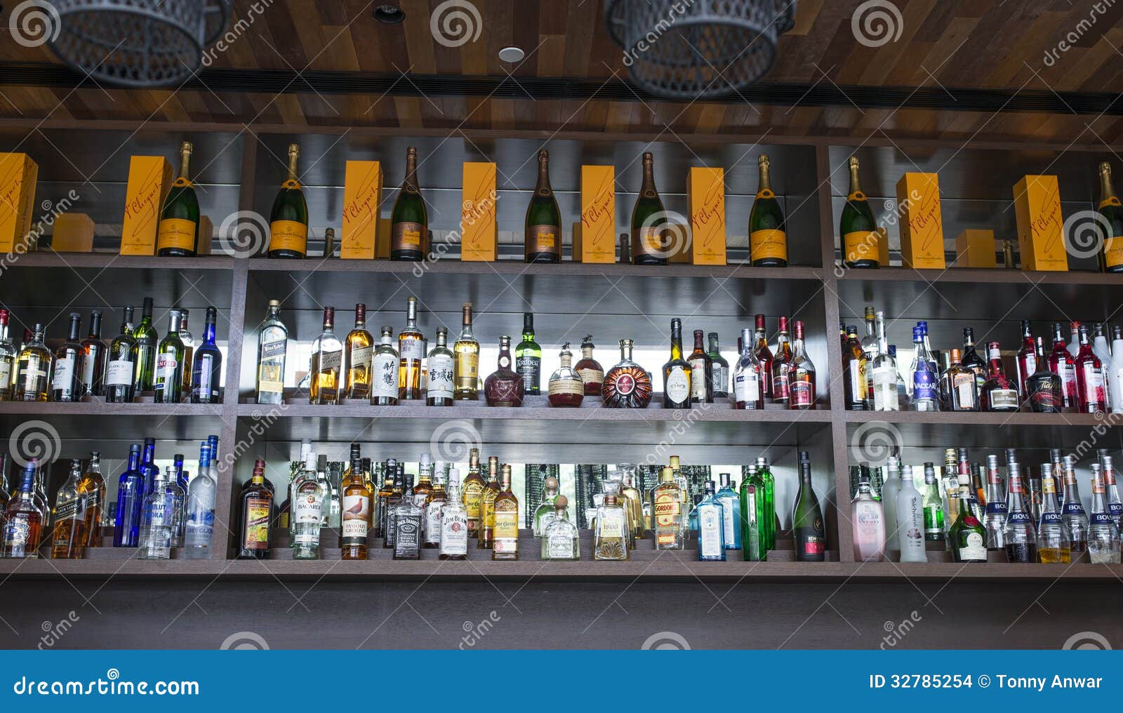 Boisson alcoolisée image stock éditorial. Image du agencement - 32785254