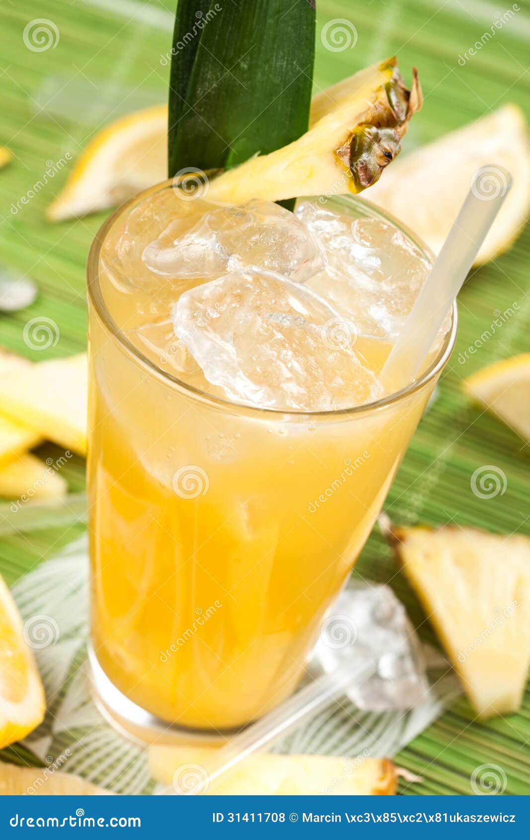 Boisson avec l'ananas photo stock. Image du spiritueux - 31411708