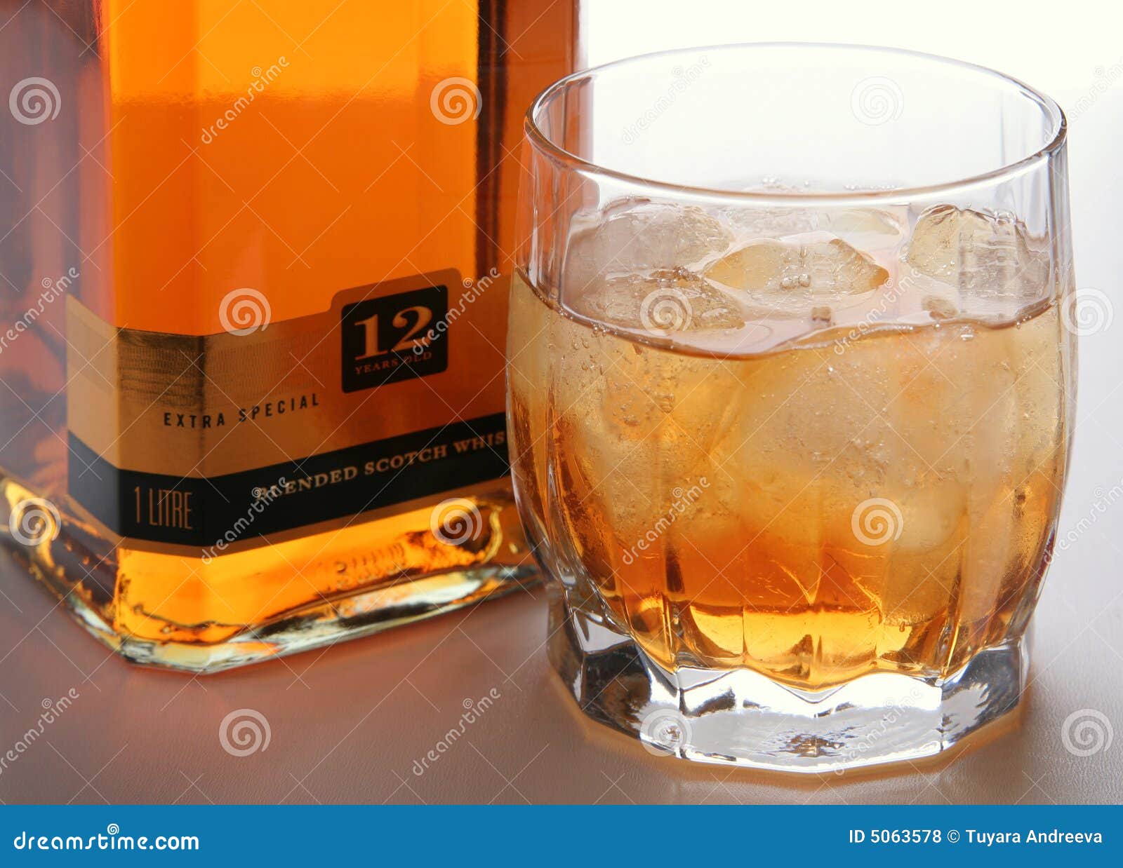 Boisson D'alcool De Couleur D'or Photo stock - Image du nightcap ...