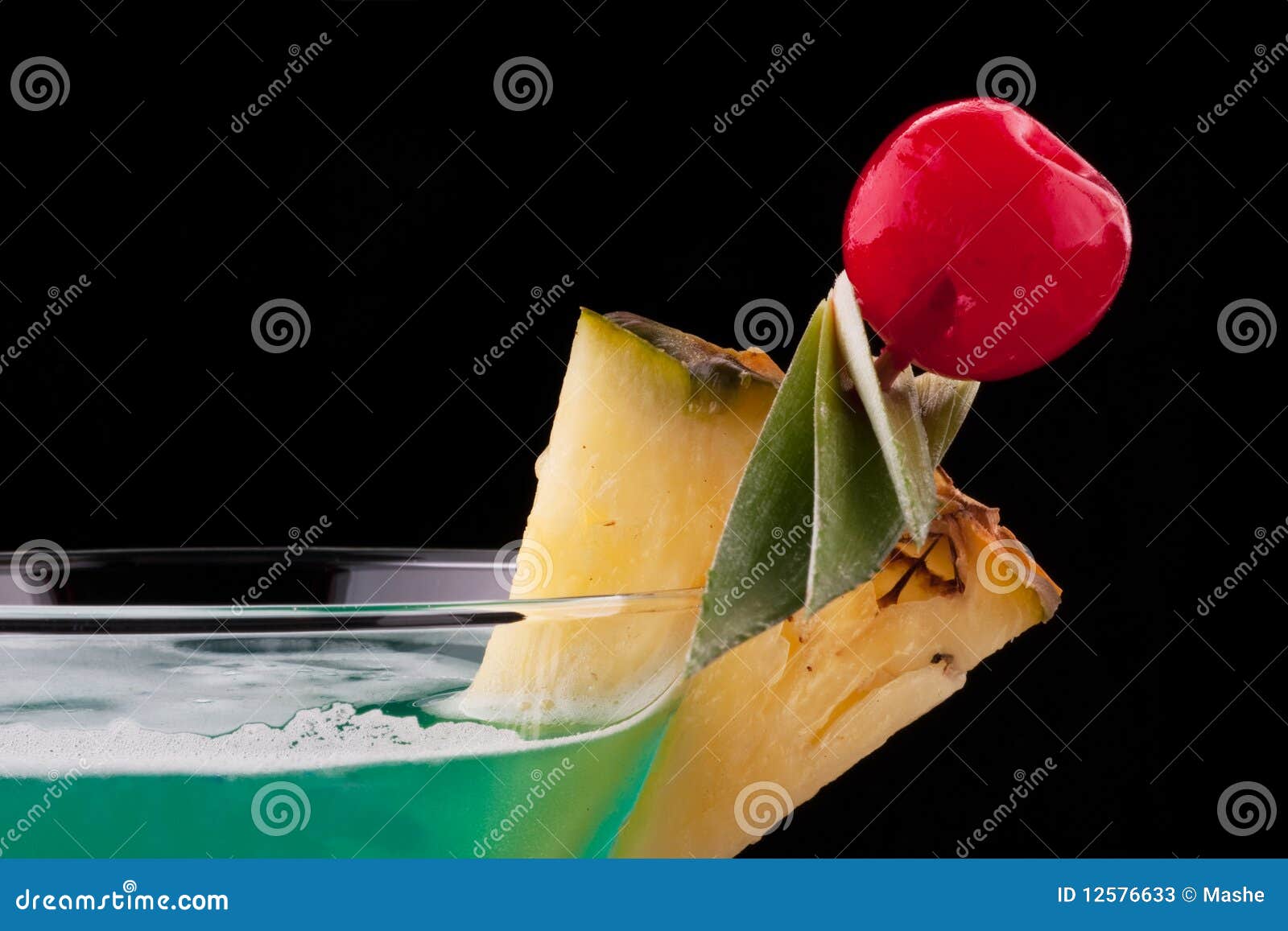Boisson De Cocktail Sur Le Fruit D'isolement Image stock - Image du ...
