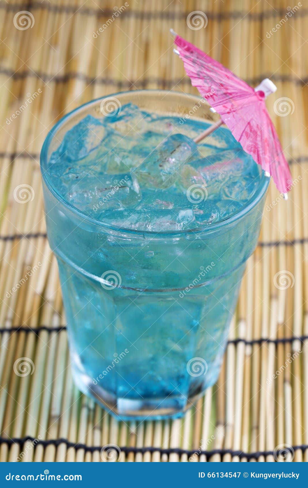Boisson Italienne Bleue De Soude Image stock - Image du bleu, kamikaze ...