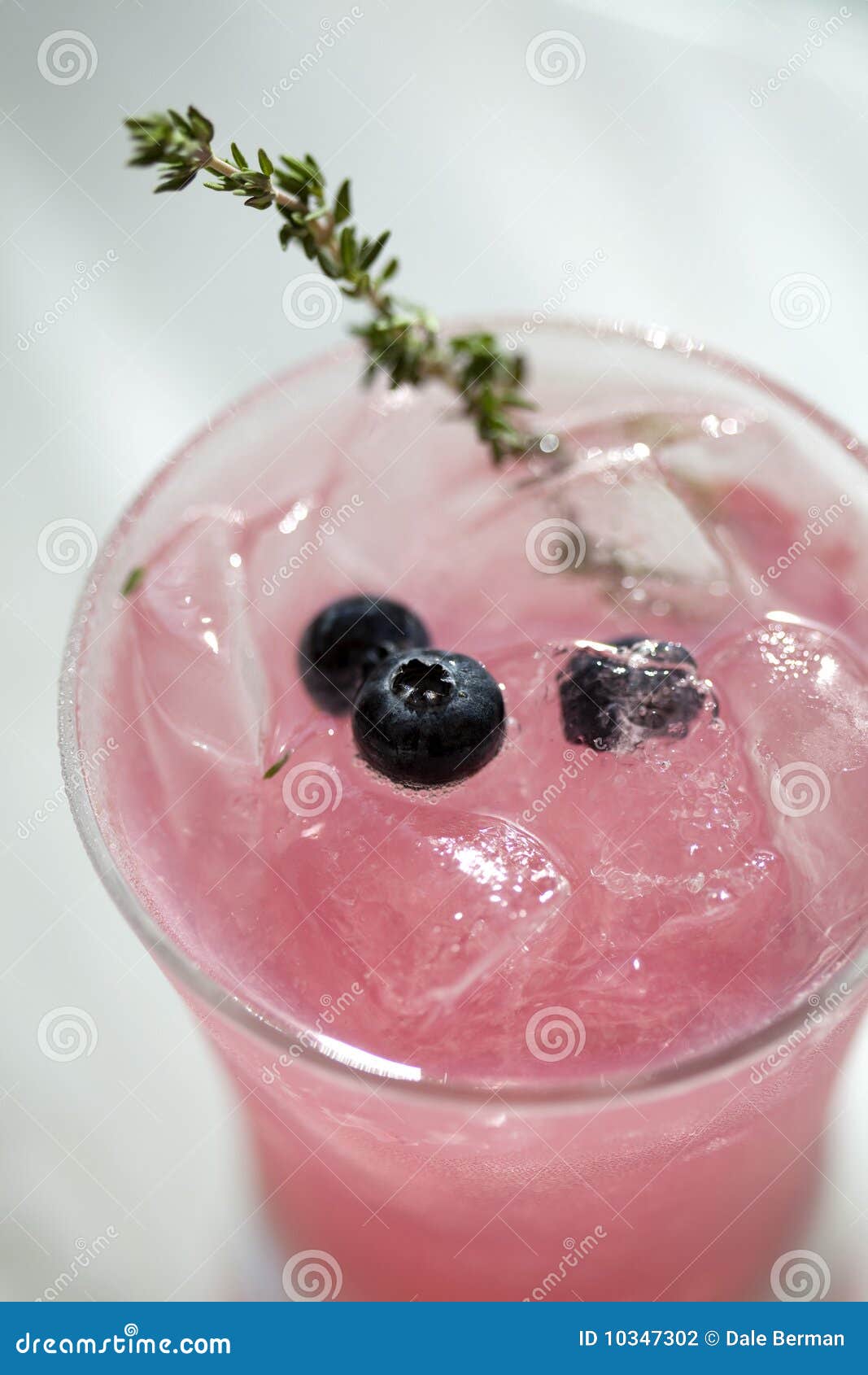 Boisson Rose De Vodka De Myrtille Et De Thym Photo stock - Image du ...