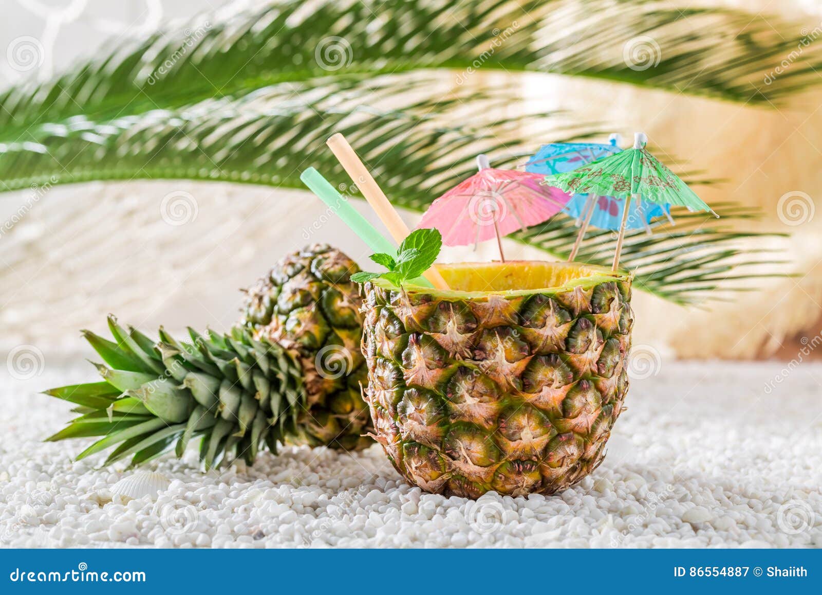 Boisson Tropicale En Ananas Sur La Plage Sablonneuse Image stock ...