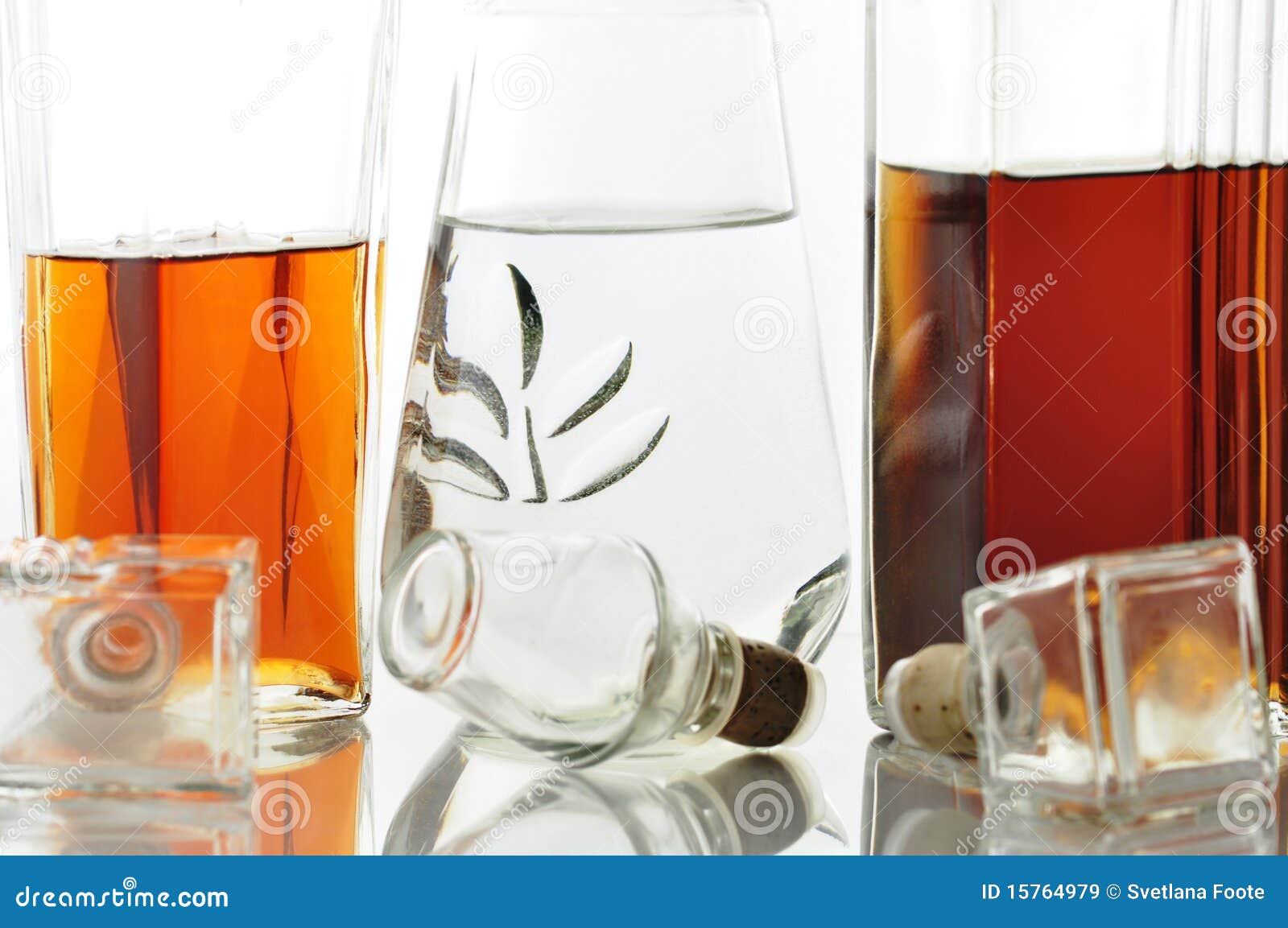 Boissons alcooliques image stock. Image du soda, froid - 15764979