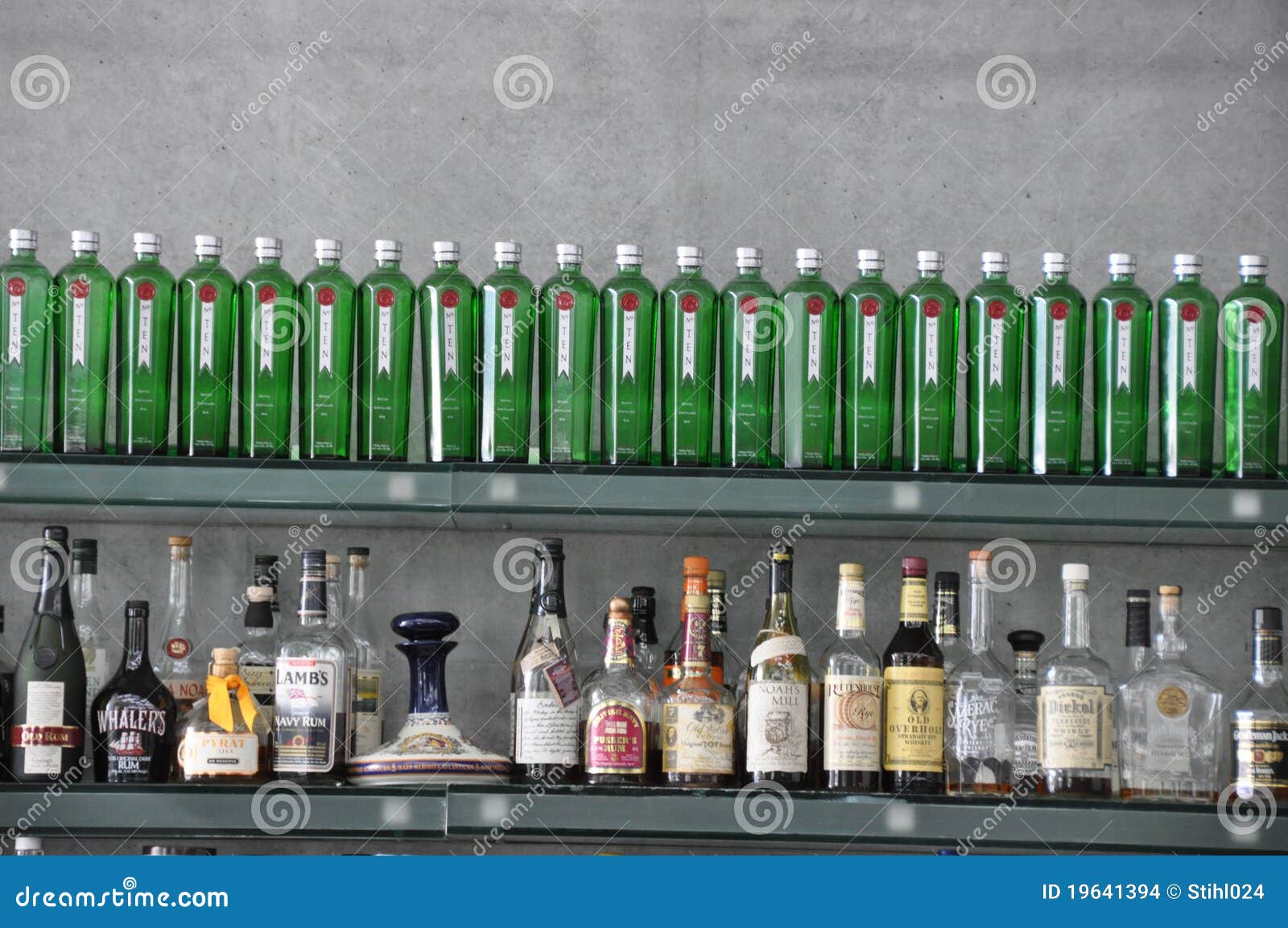 Boissons alcooliques image stock éditorial. Image of whiskey - 19641394