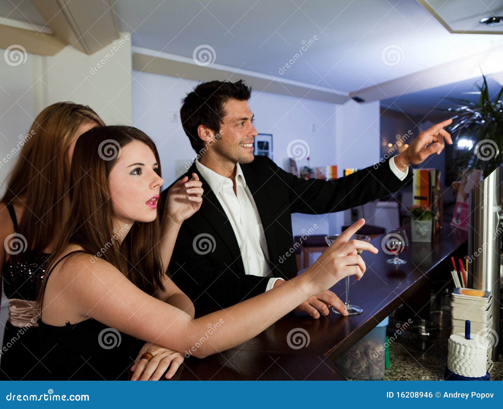 Boissons De Commande Au Bar Photo stock - Image du brûlure ...