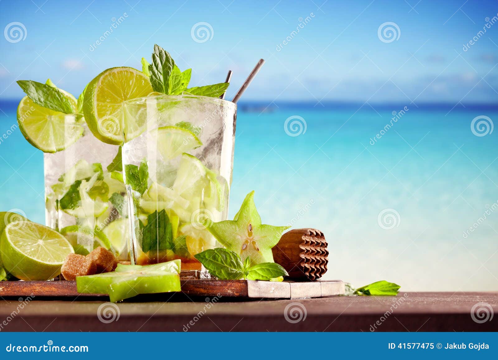 Boissons tropicales image stock. Image du cocktail, boisson - 41577475