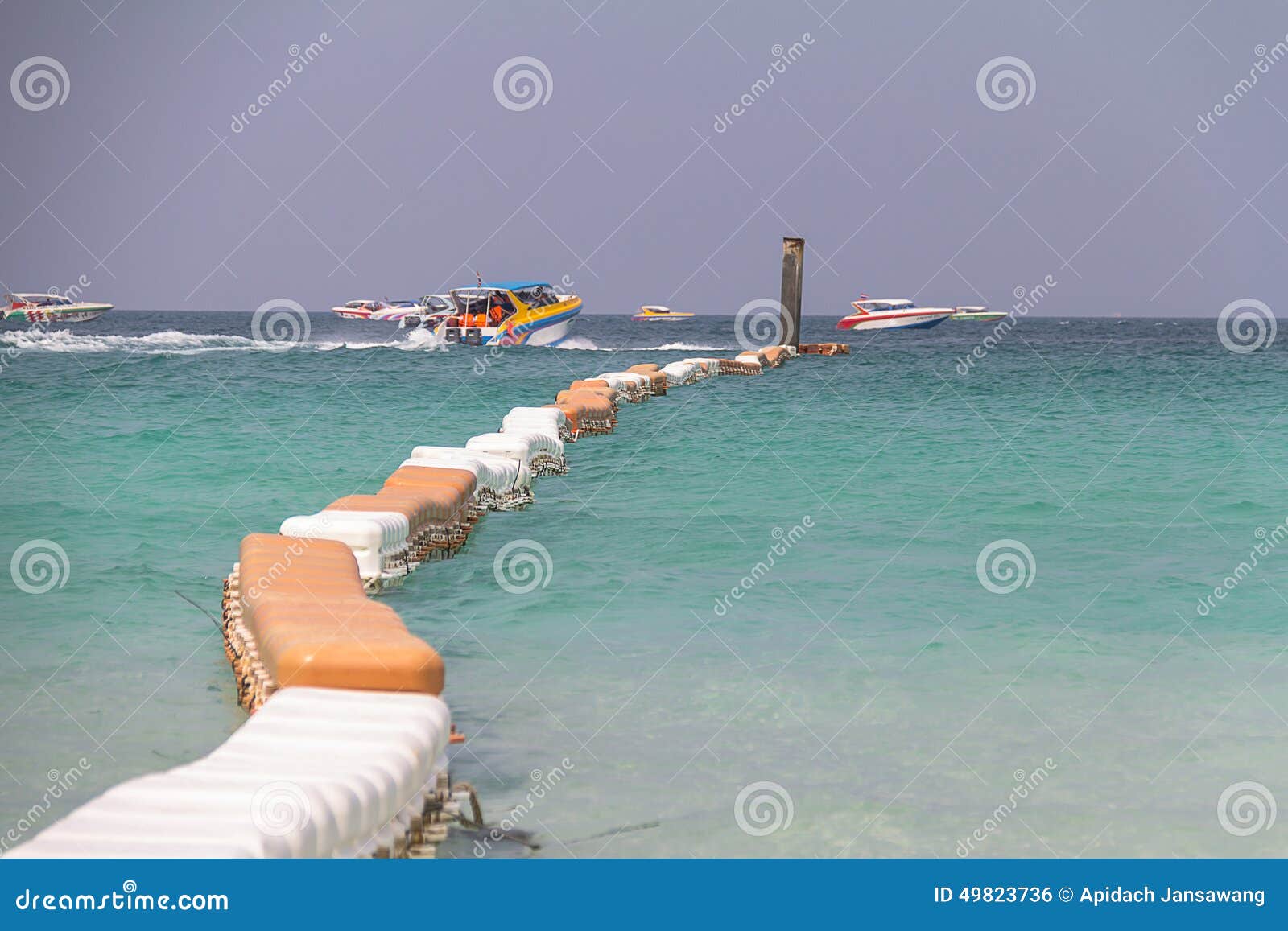 Bojen Zeigen Die Grenzen Des Schiffs in Meer Stockfoto - Bild von ...