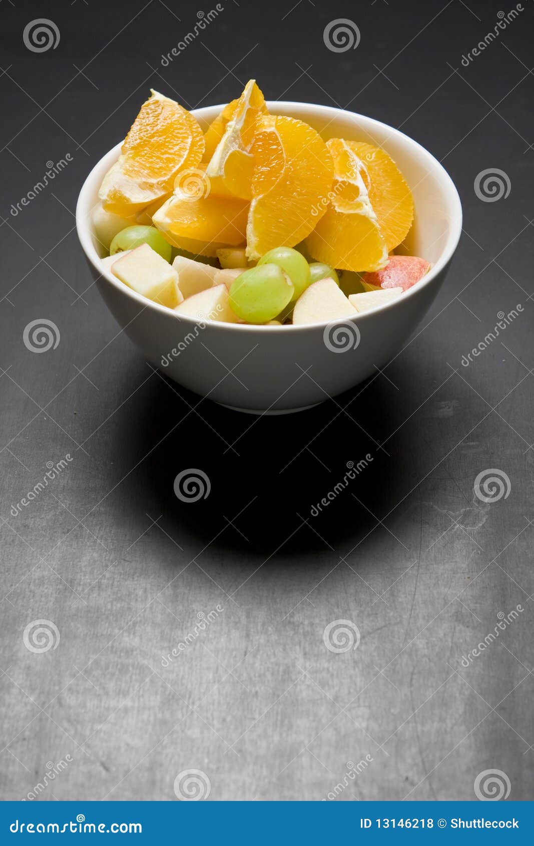 Bol de fruit photo stock. Image du noir, délicieux, fond - 13146218