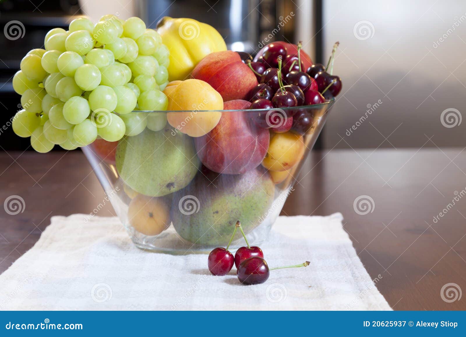 Bol de fruit image stock. Image du régime, orange, coing - 20625937