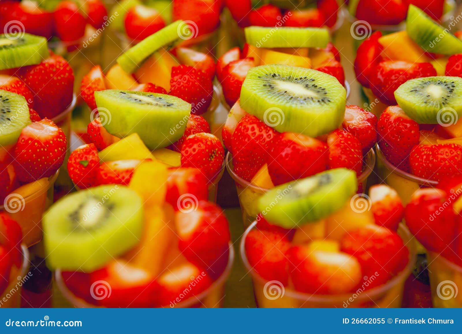 Bol de fruit image stock. Image du végétarien, nourriture - 26662055