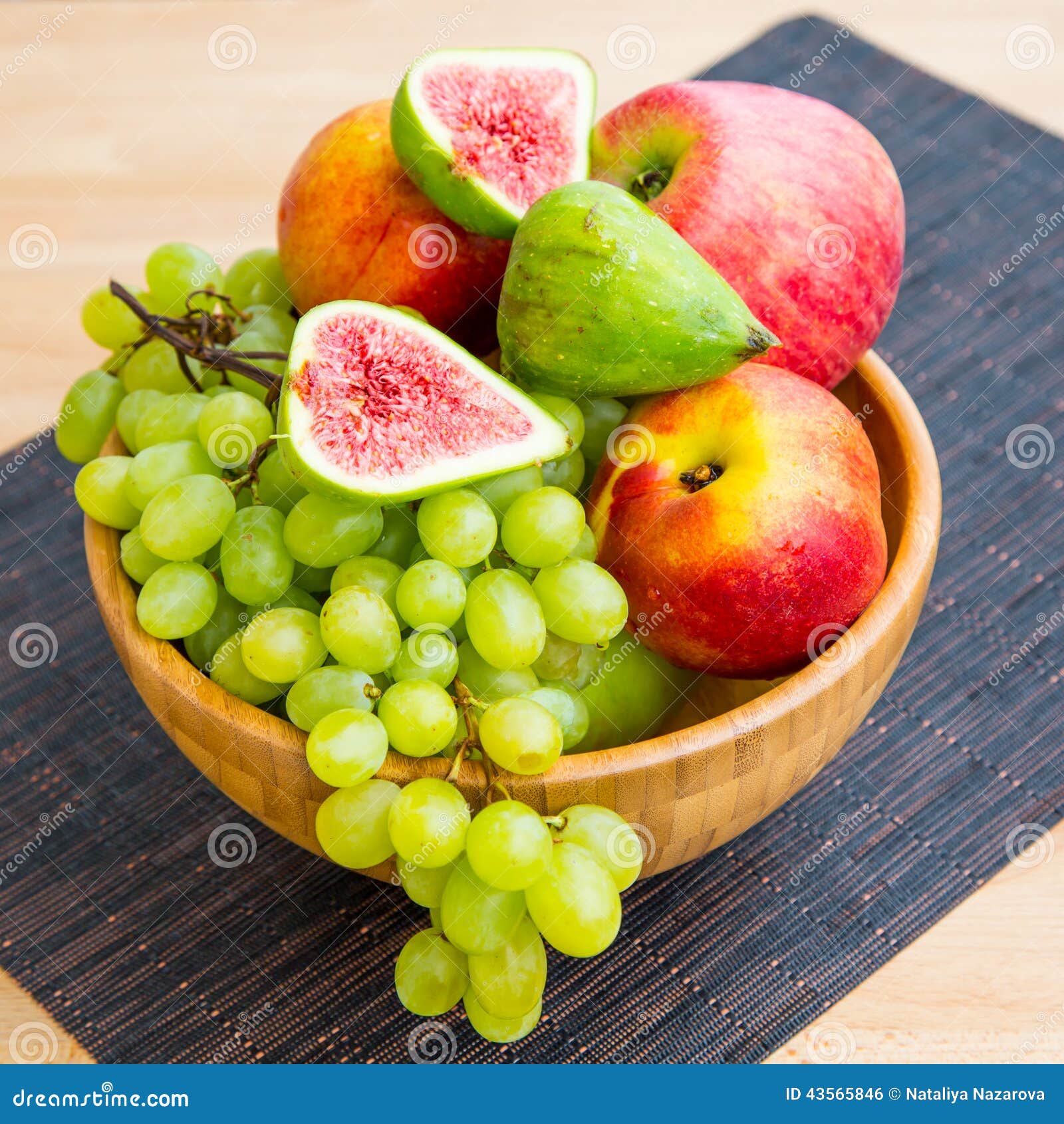 Bol De Fruit Avec Des Fruits Photo stock - Image du pêche, choisi: 43565846