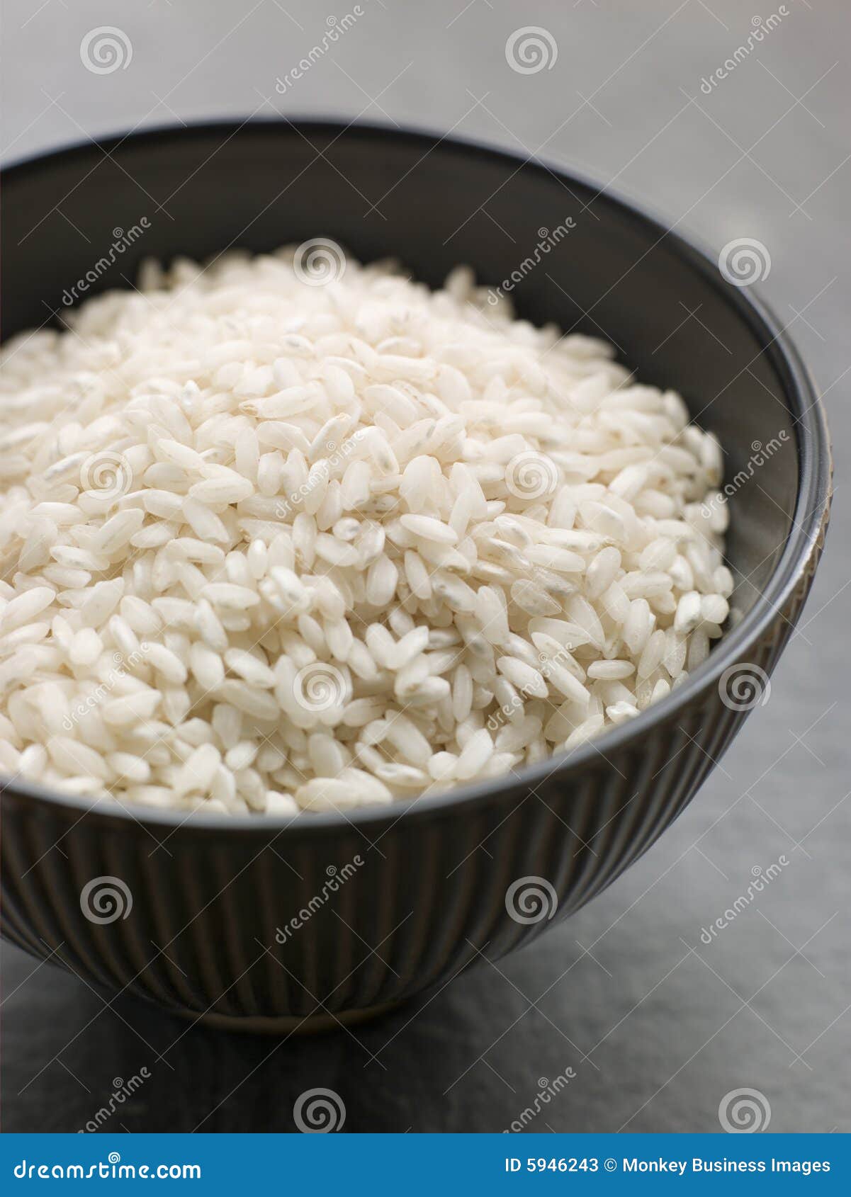 Bol de riz basmati cru image stock. Image du verticale - 5946243