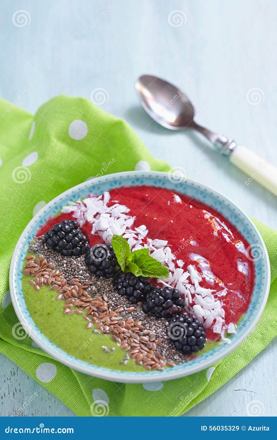 Bol de Smoothie image stock. Image of protéine, fermer - 56035329