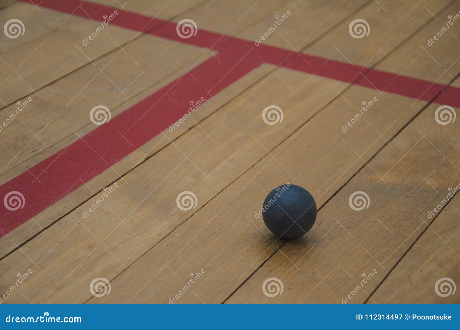 Bola De Calabaza En El Piso De Madera Imagen de archivo - Imagen de ...