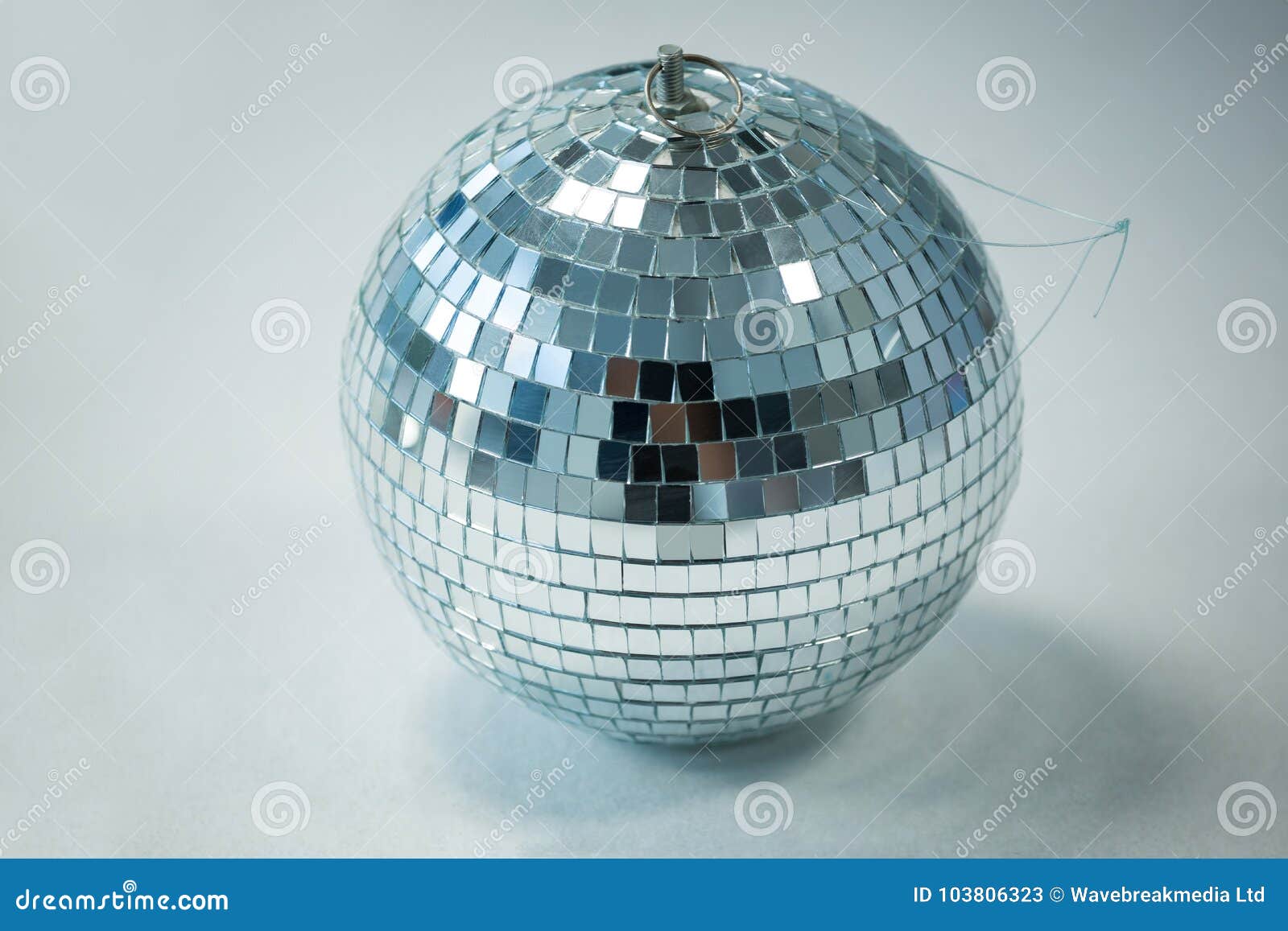 Bola De Espejo En El Fondo Blanco Imagen de archivo - Imagen de ...