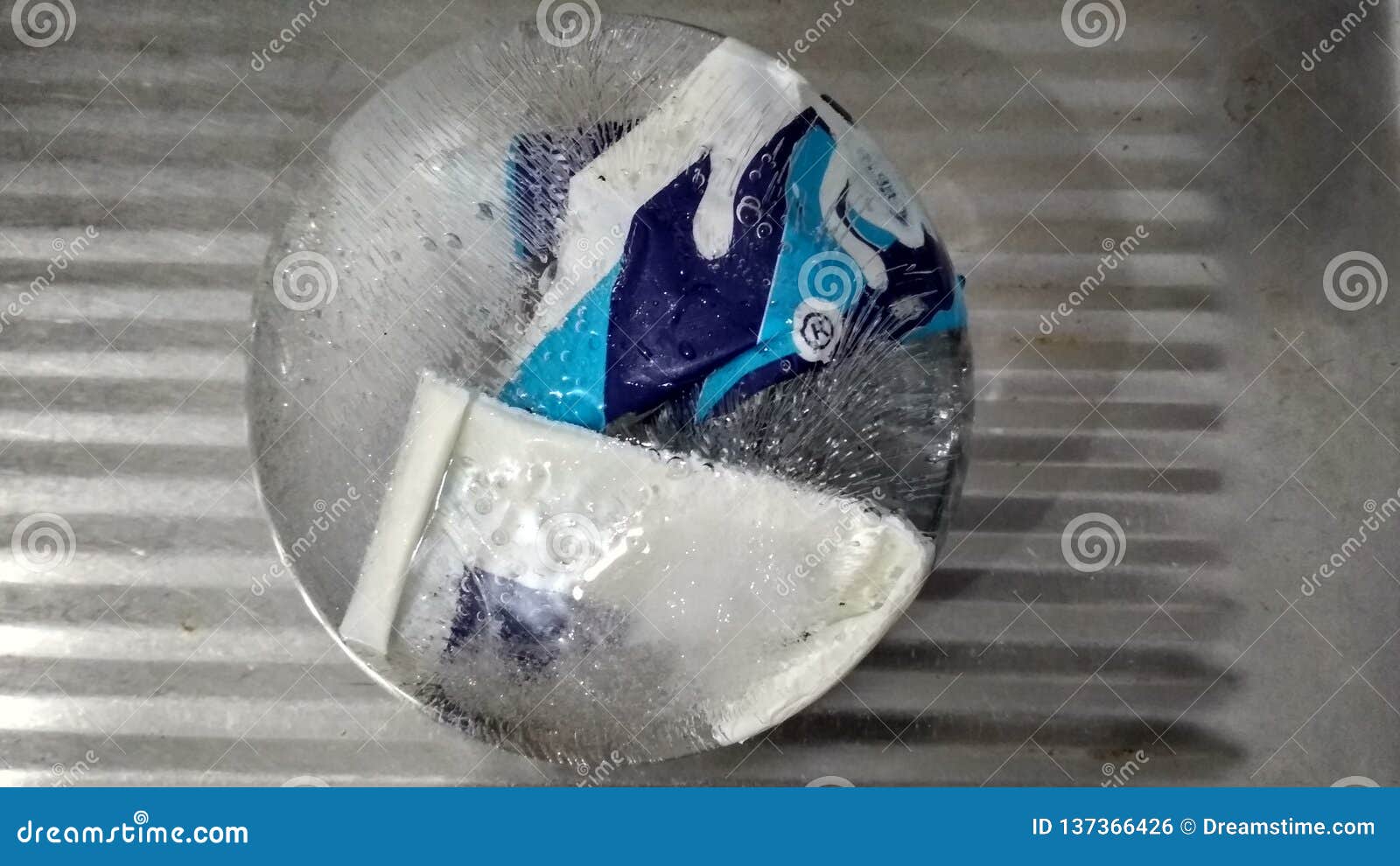 Bola de hielo foto de archivo. Imagen de bola, invierno - 137366426