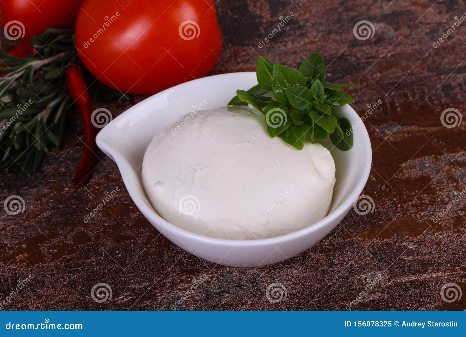 Bola De Queso Mozzarella Italiana Imagen de archivo - Imagen de ...