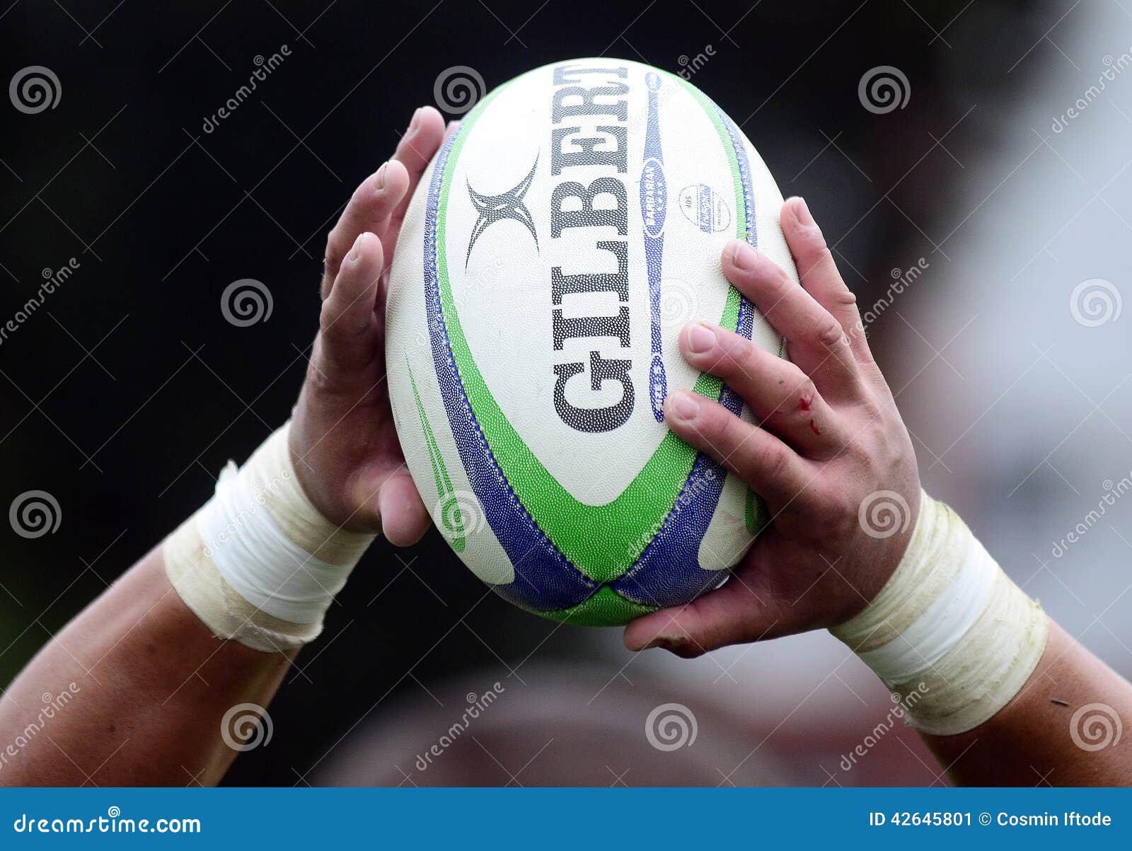 Bola de rugby nas mãos foto editorial. Imagem de sair - 42645801