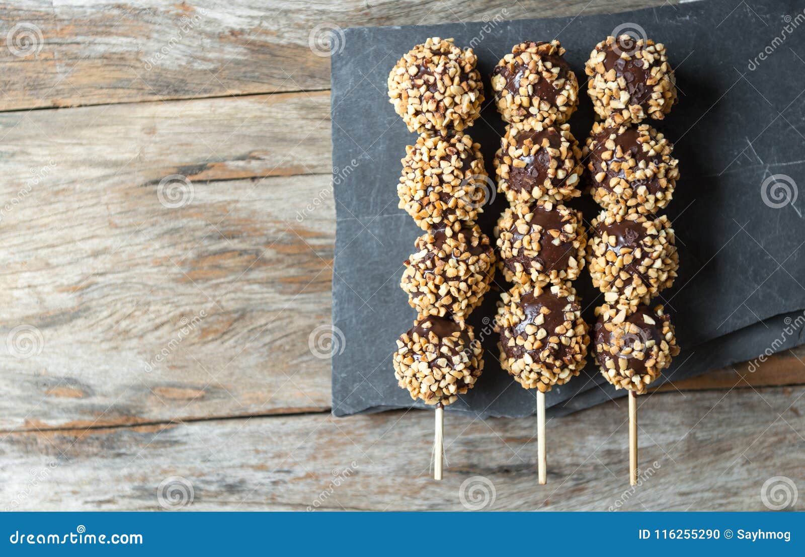 Bola Del Chocolate De Dango De La Comida Del Postre Foto de archivo ...