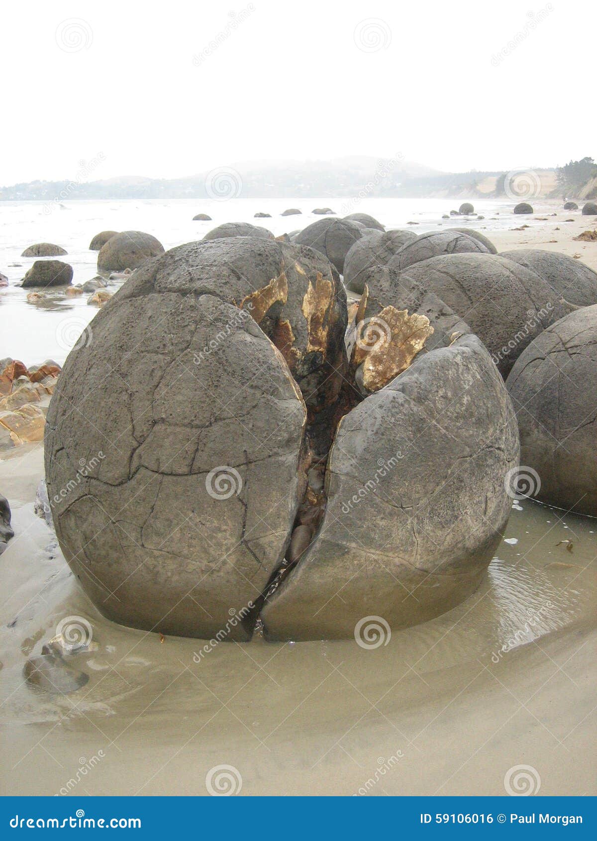 Bola Loca De La Roca/huevo Extranjero Foto de archivo - Imagen de loco ...