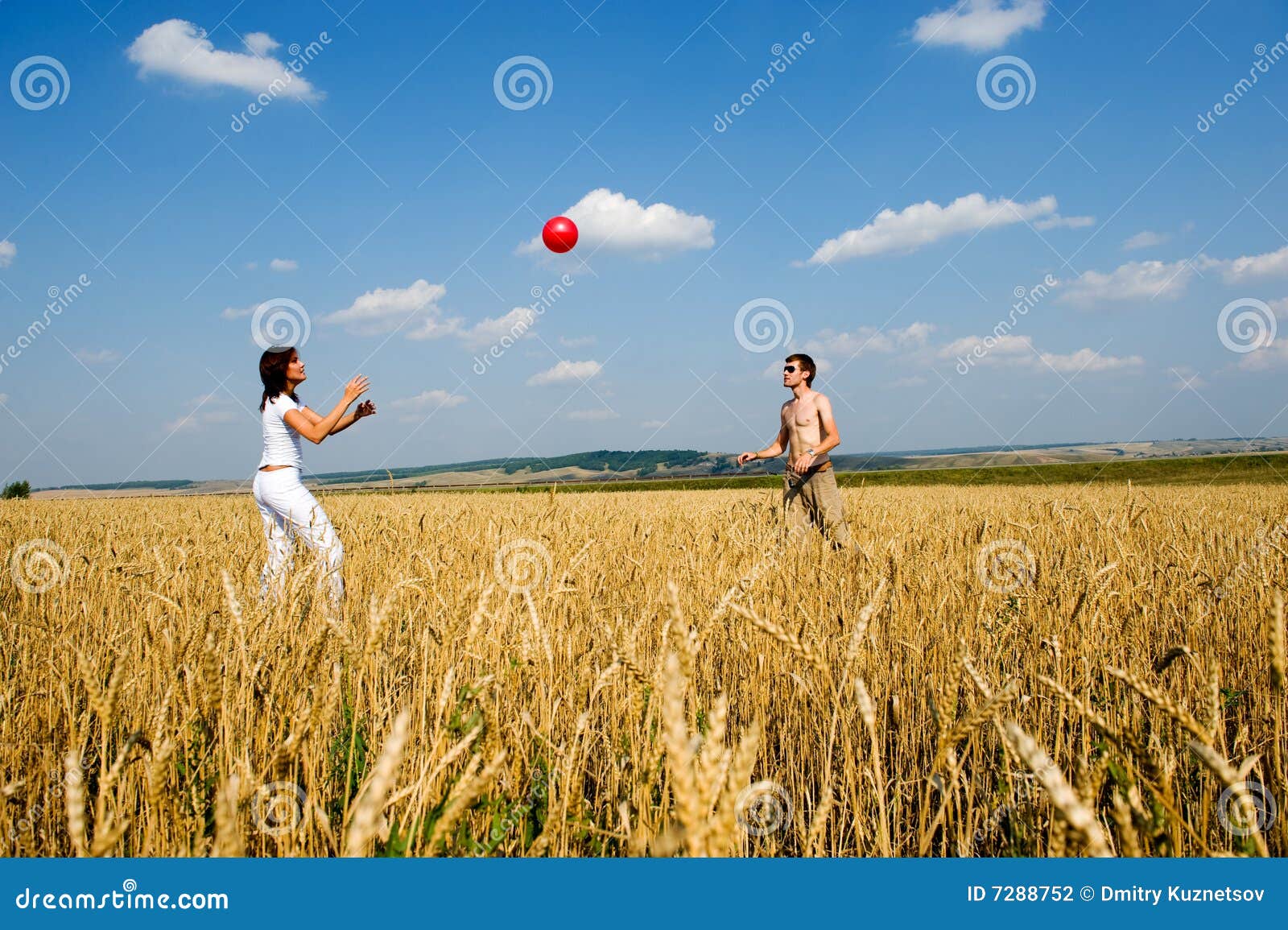 Bola roja en juego. foto de archivo. Imagen de bola, verano - 7288752