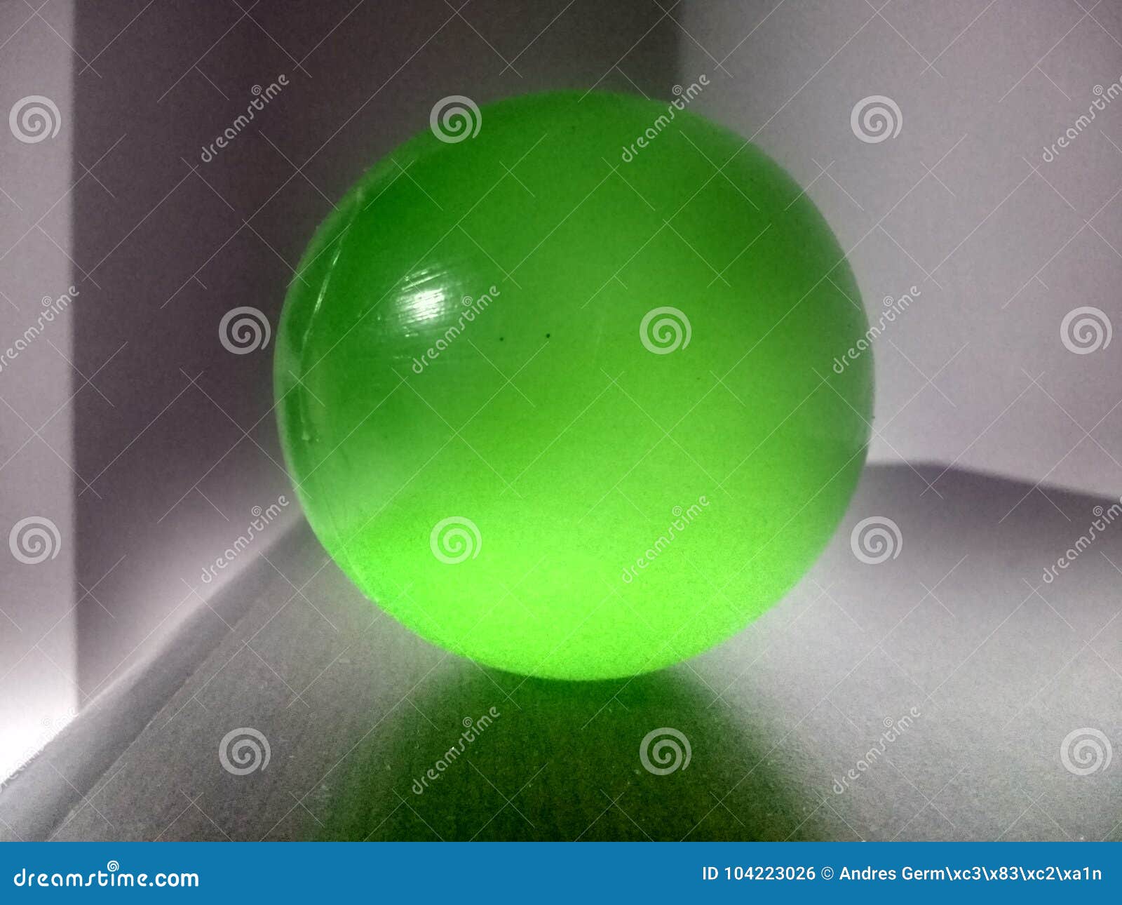 Bola verde foto de archivo. Imagen de verde, bola, completo - 104223026